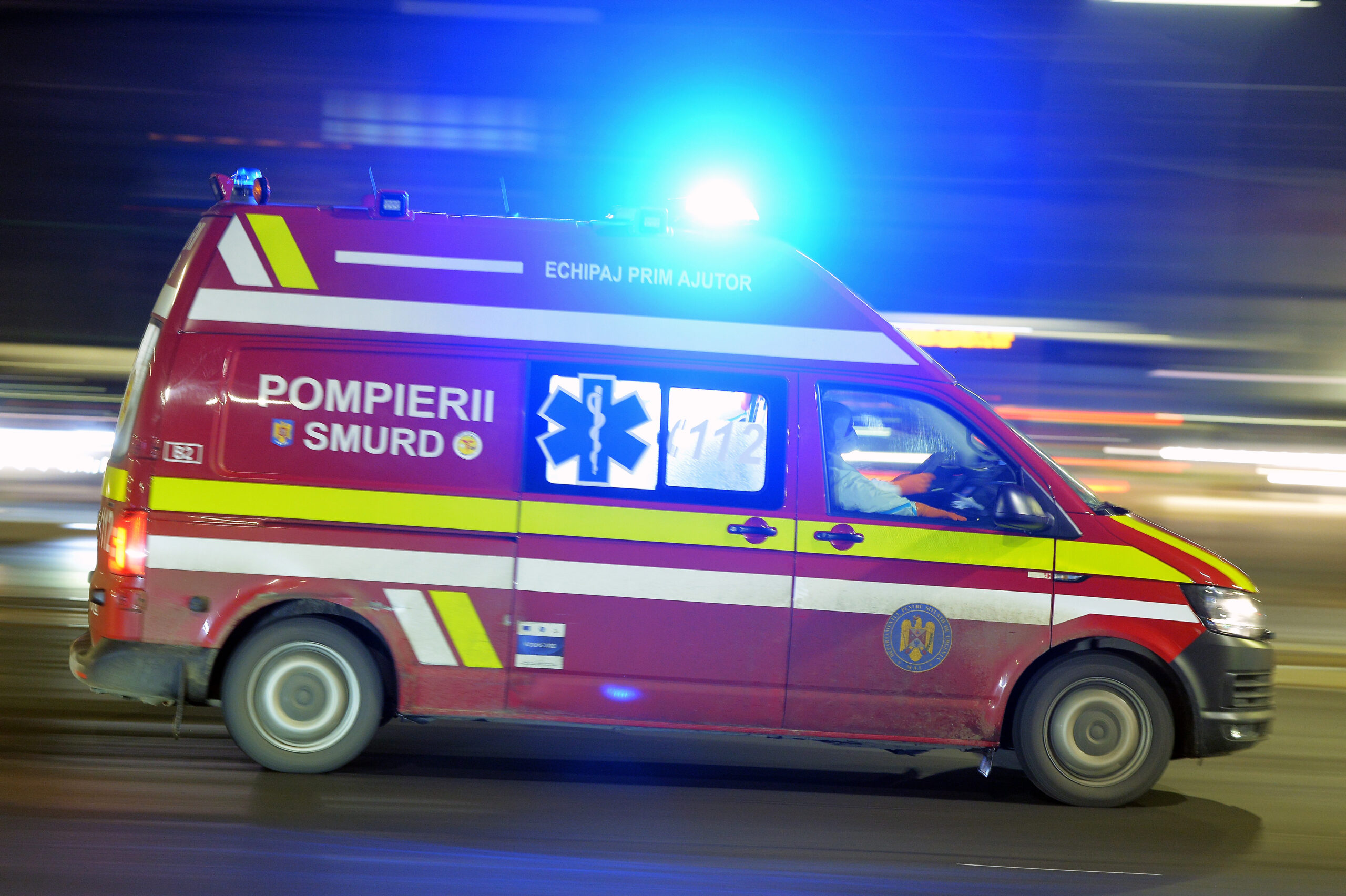 Un copil de 7 ani și mama sa au căzut de la etajul superior al unui ...