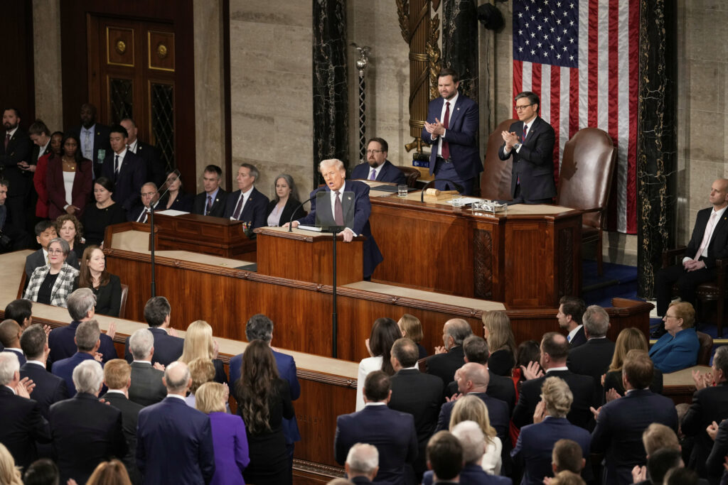 Câțiva democrați din Cameră au plecat de la discursul lui Trump purtând ...
