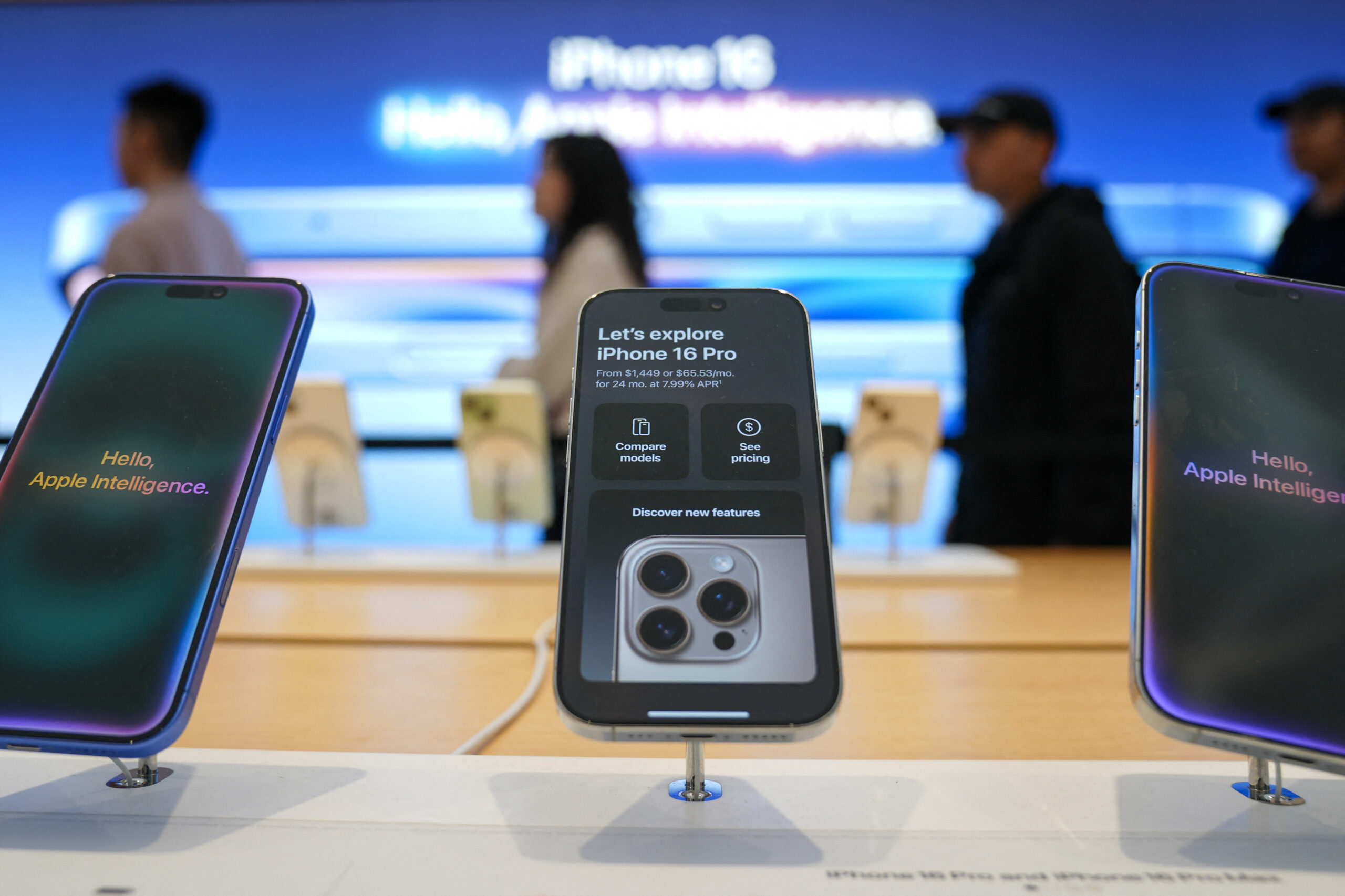 Apple ocolește tarifele lui Trump: 600 de tone de iPhone-uri trimise ...