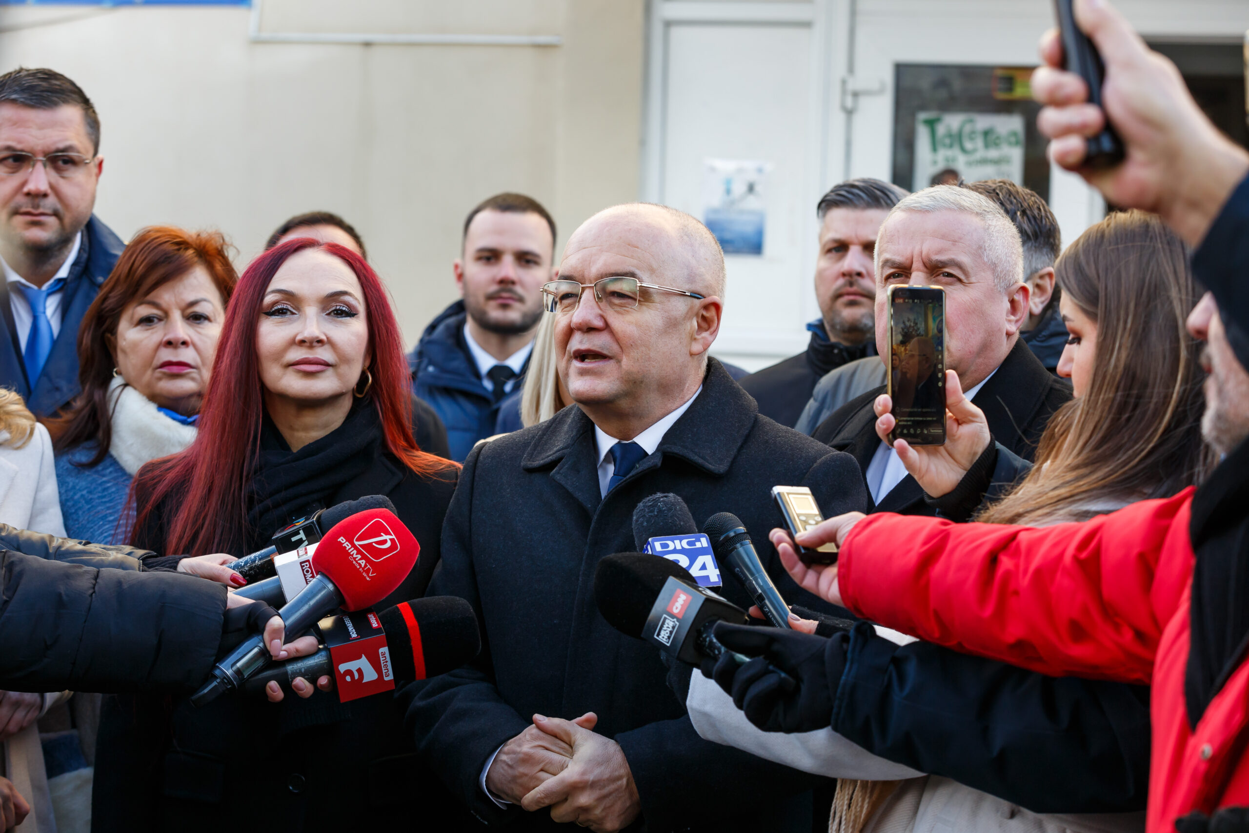 Emil Boc îl critică pe Nicușor Dan: Mi se plâng oamenii că nu au apă caldă