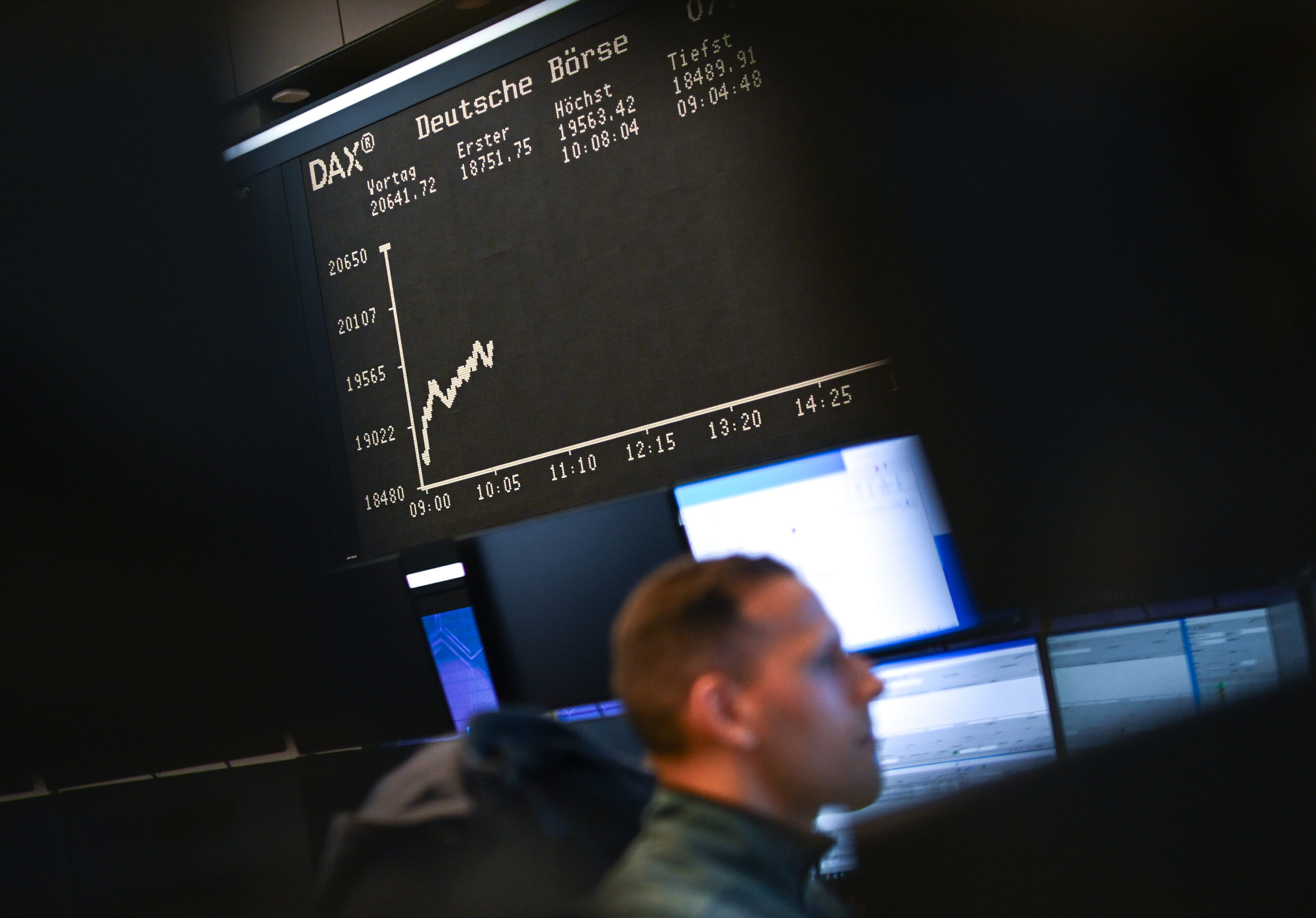 Lunea neagră! Bursele din lume se prăbușesc. Petrolul scade la cel mai ...