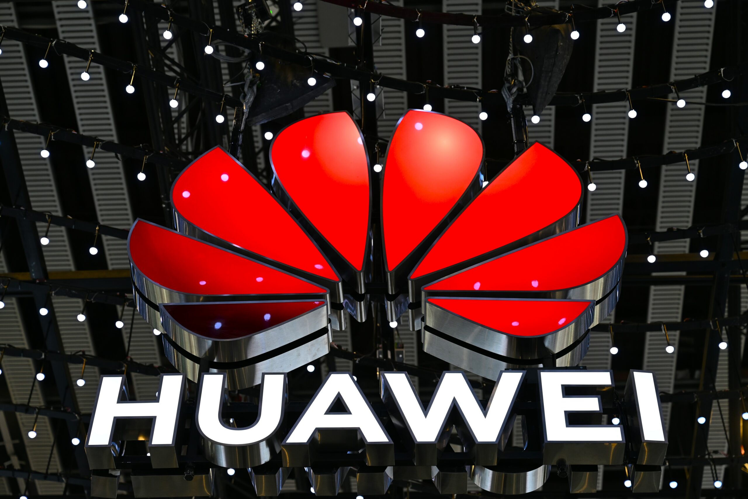 Chinezii de la Huawei dezvoltă un nou cip cu care încearcă să se ridice ...