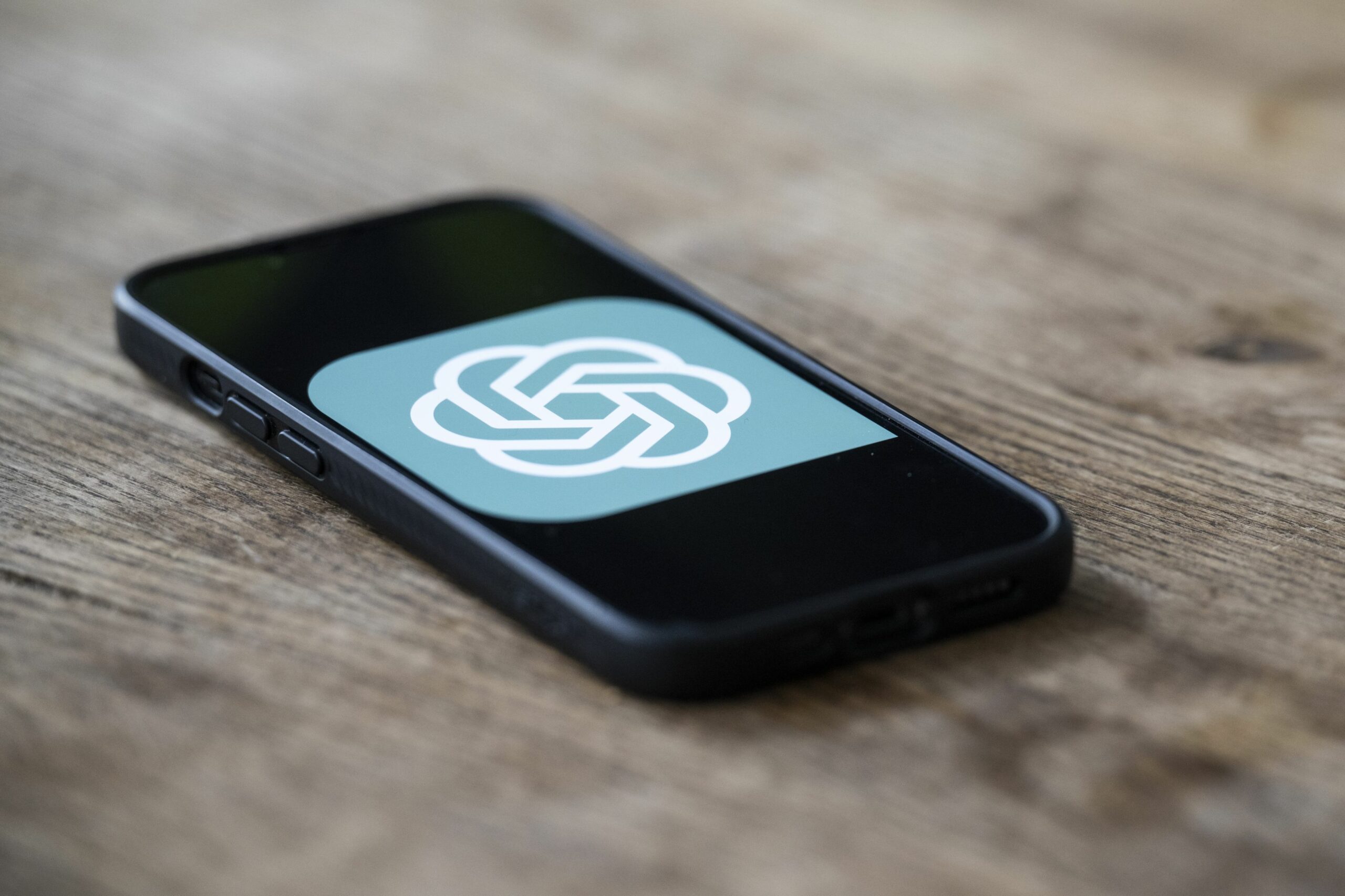 Inteligența artificială, mai aproape de adolescenți. Un sondaj arată că ...