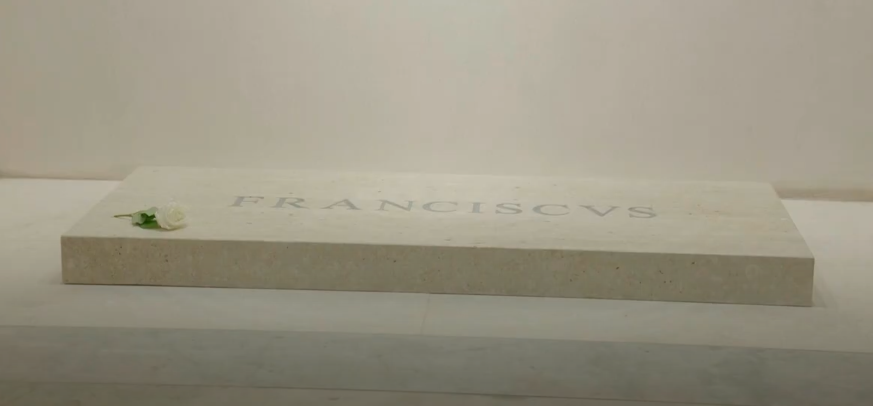 Eroare grafică descoperită pe mormântul Papei Francisc