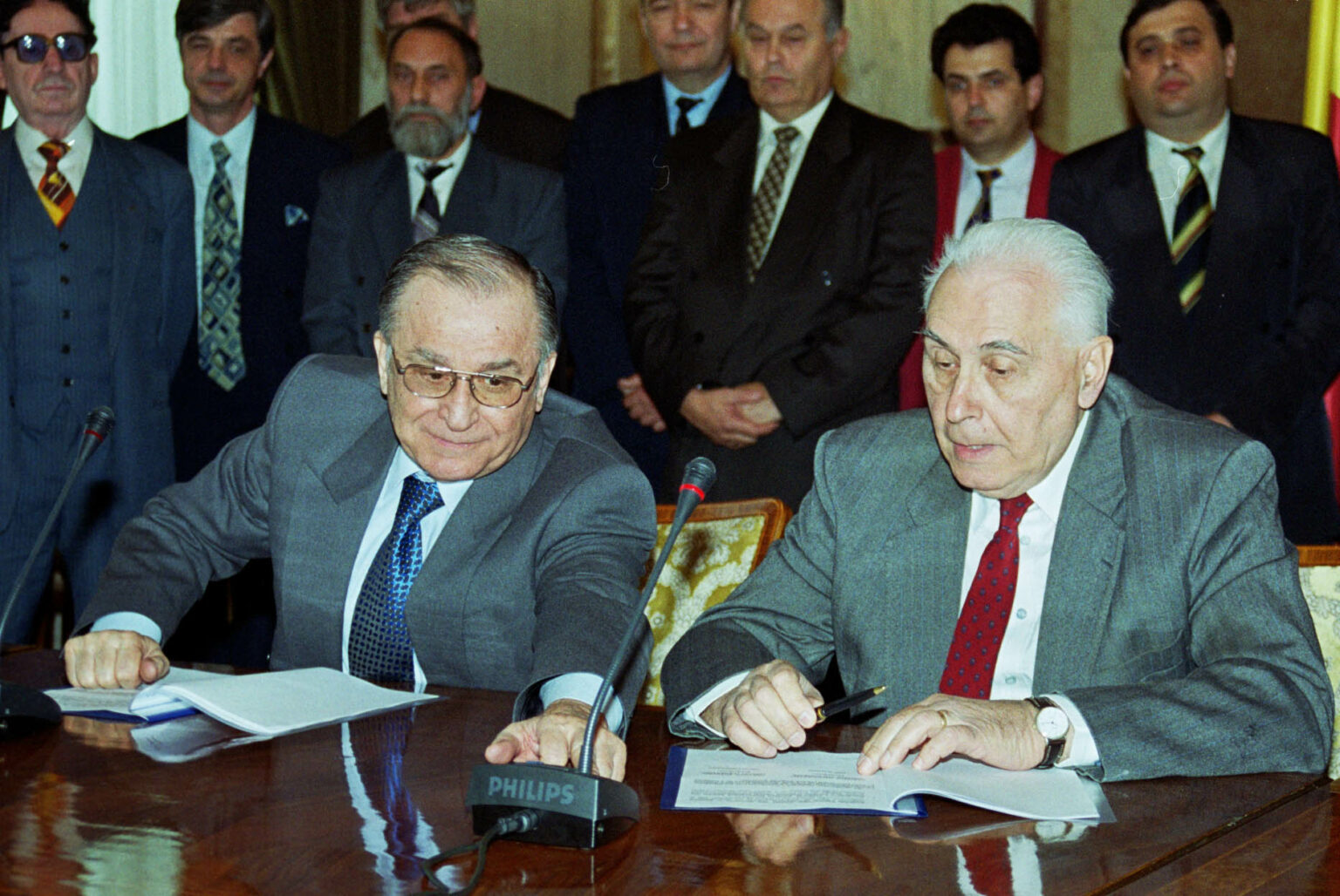 Cum a ajuns Ion Iliescu președintele României. Bătăliile cu Ion Rațiu ...