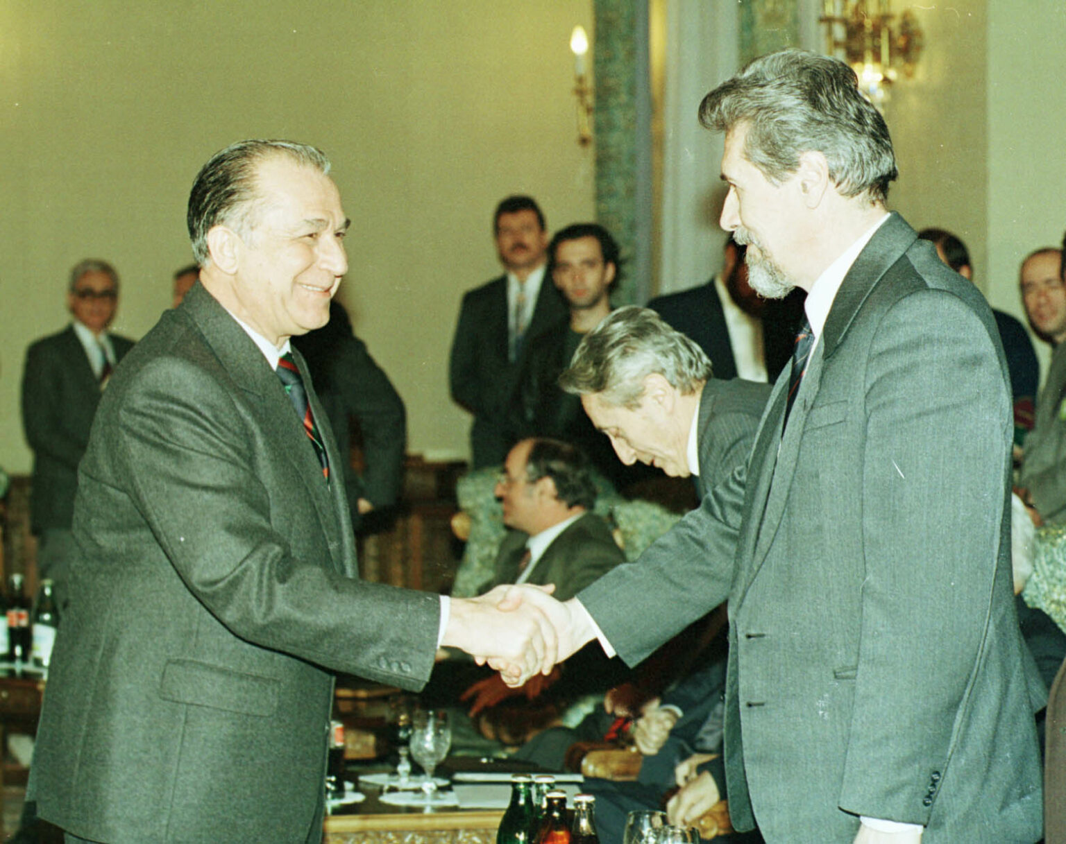 Cum a ajuns Ion Iliescu președintele României. Bătăliile cu Ion Rațiu ...