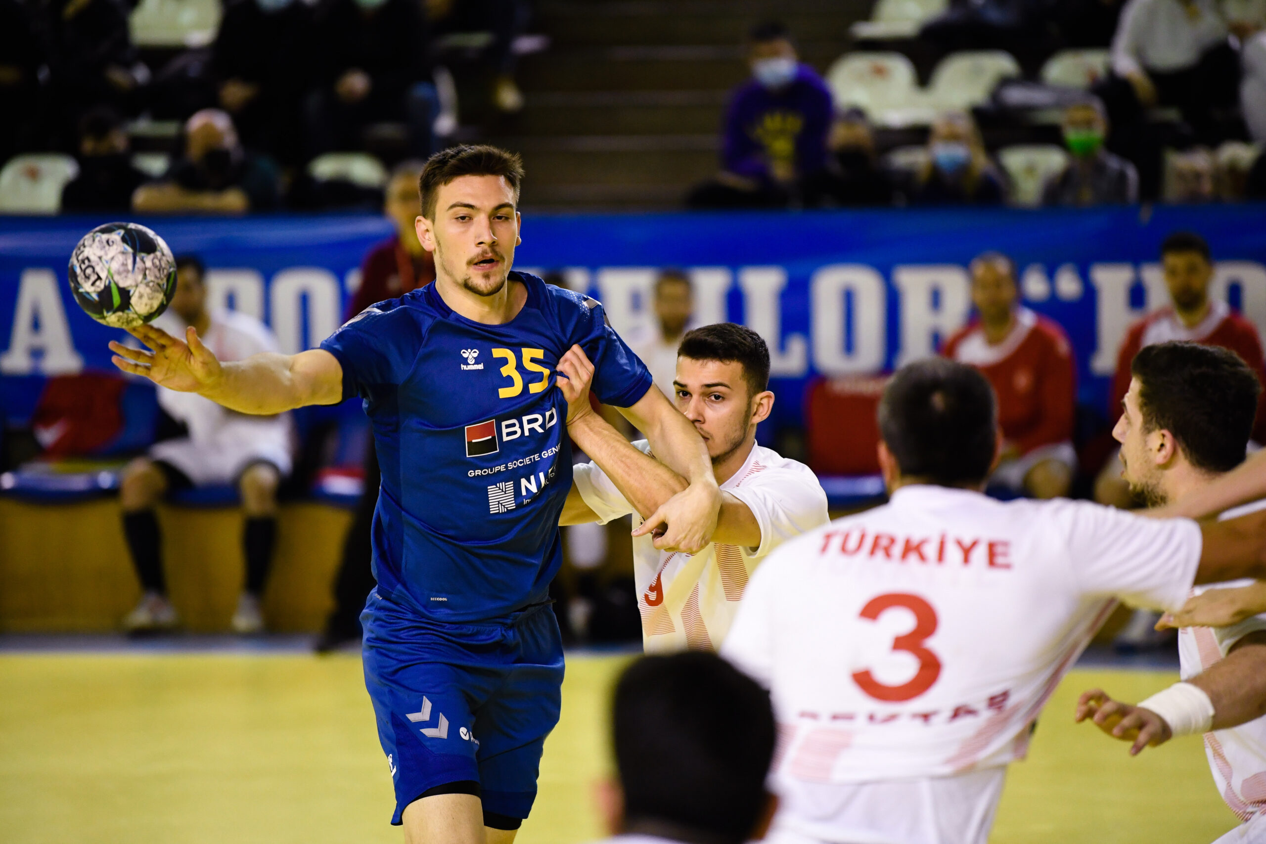 Handbalistul Andrei Buzle semnează cu Dinamo pentru două sezoane