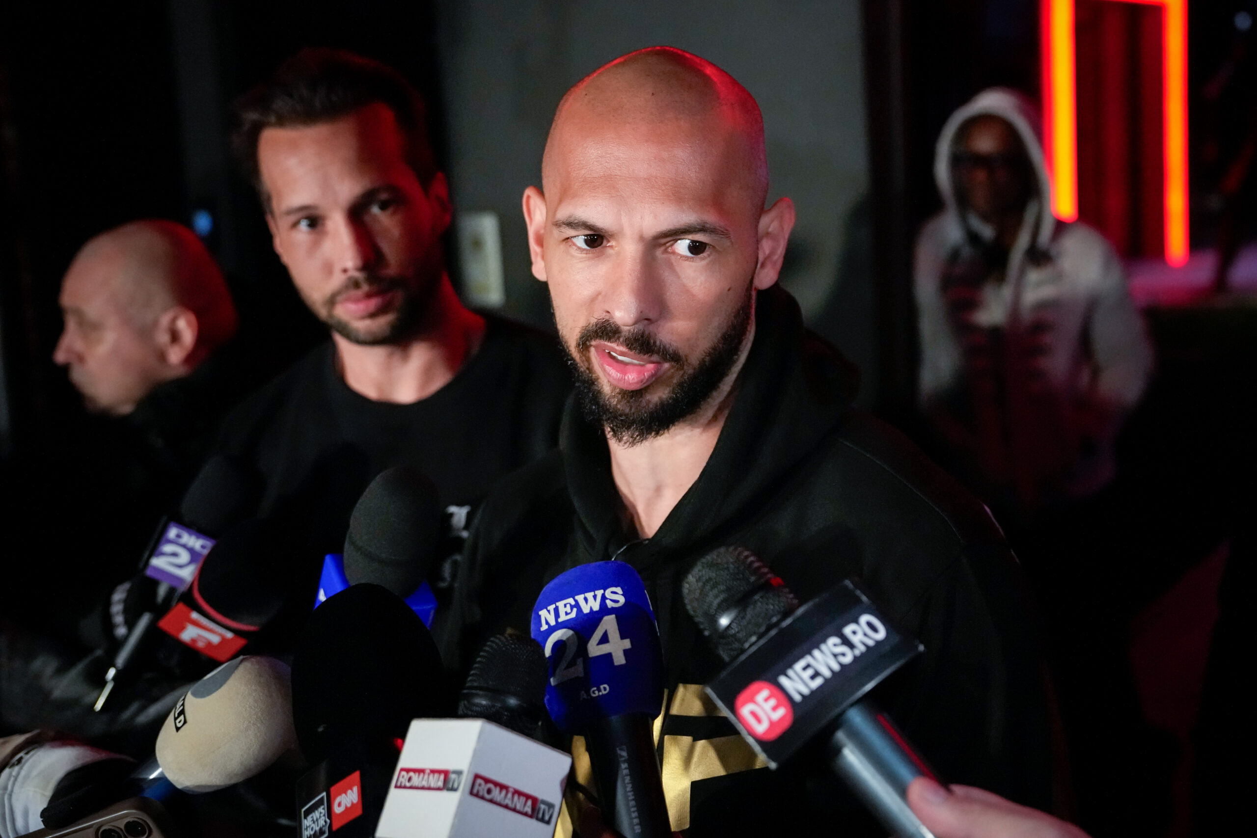 Andrew și Tristan Tate vor fi extrădați în Marea Britanie după procesul din România