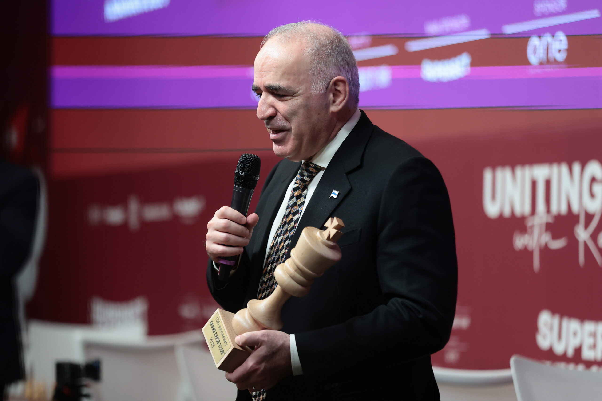 Bucureștiul devin capitala sahului mondial. Garry Kasparov a deschis ...