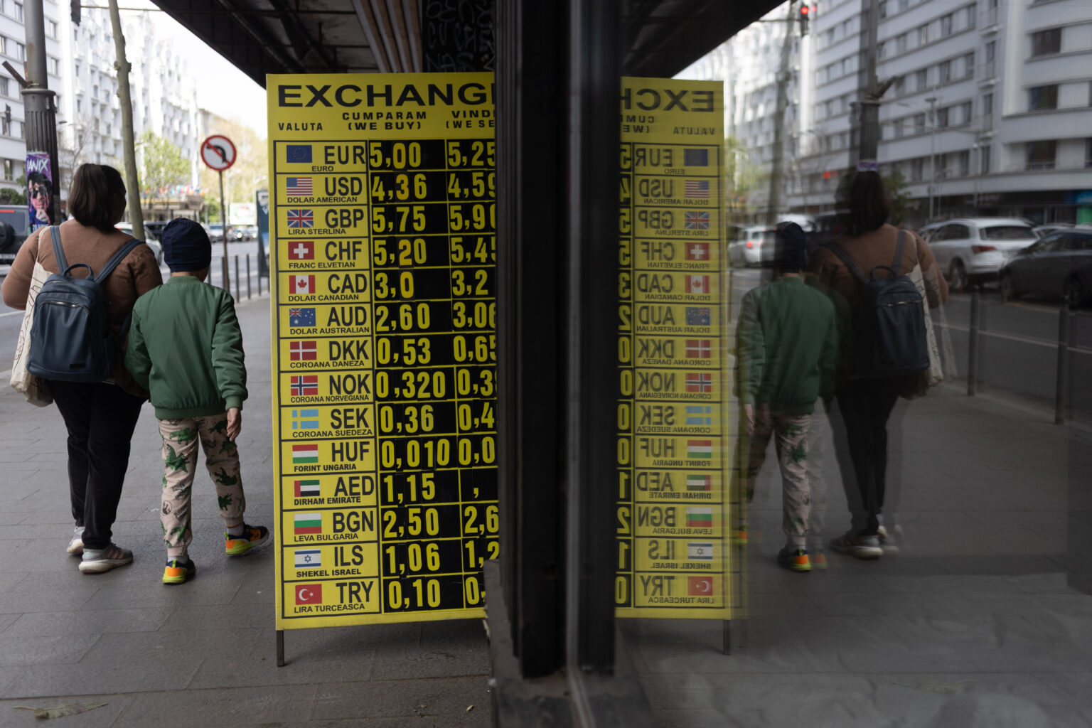 Leul continuă picajul! Euro atinge miercuri un nou record istoric. Curs euro-leu