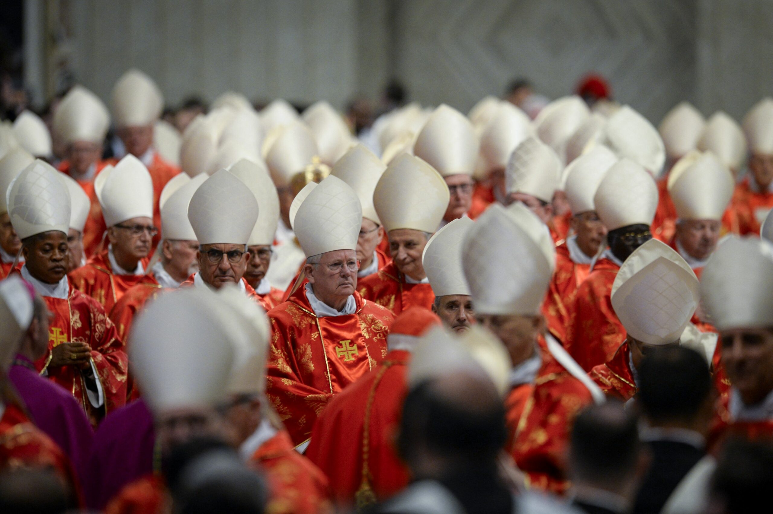 Fumul Conclavului papal întârzie fără explicații oficiale