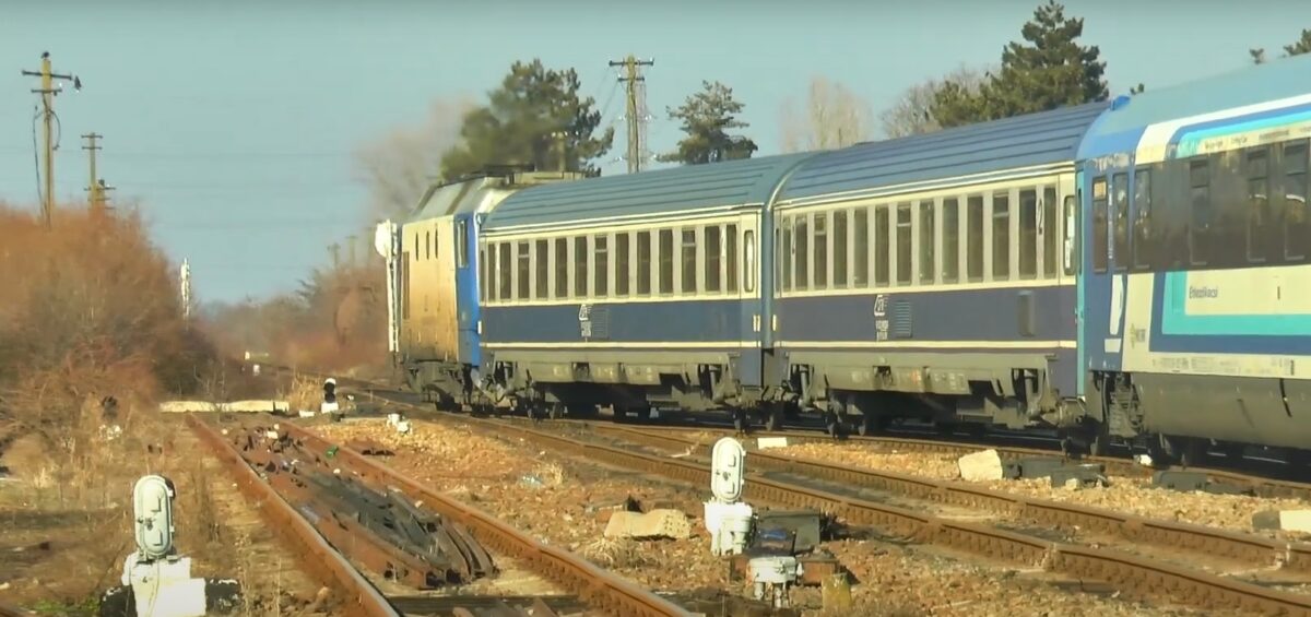 Incident grav în Caraș-Severin. Un tren al CFR a lovit un echipament feroviar care nu trebuia să ...