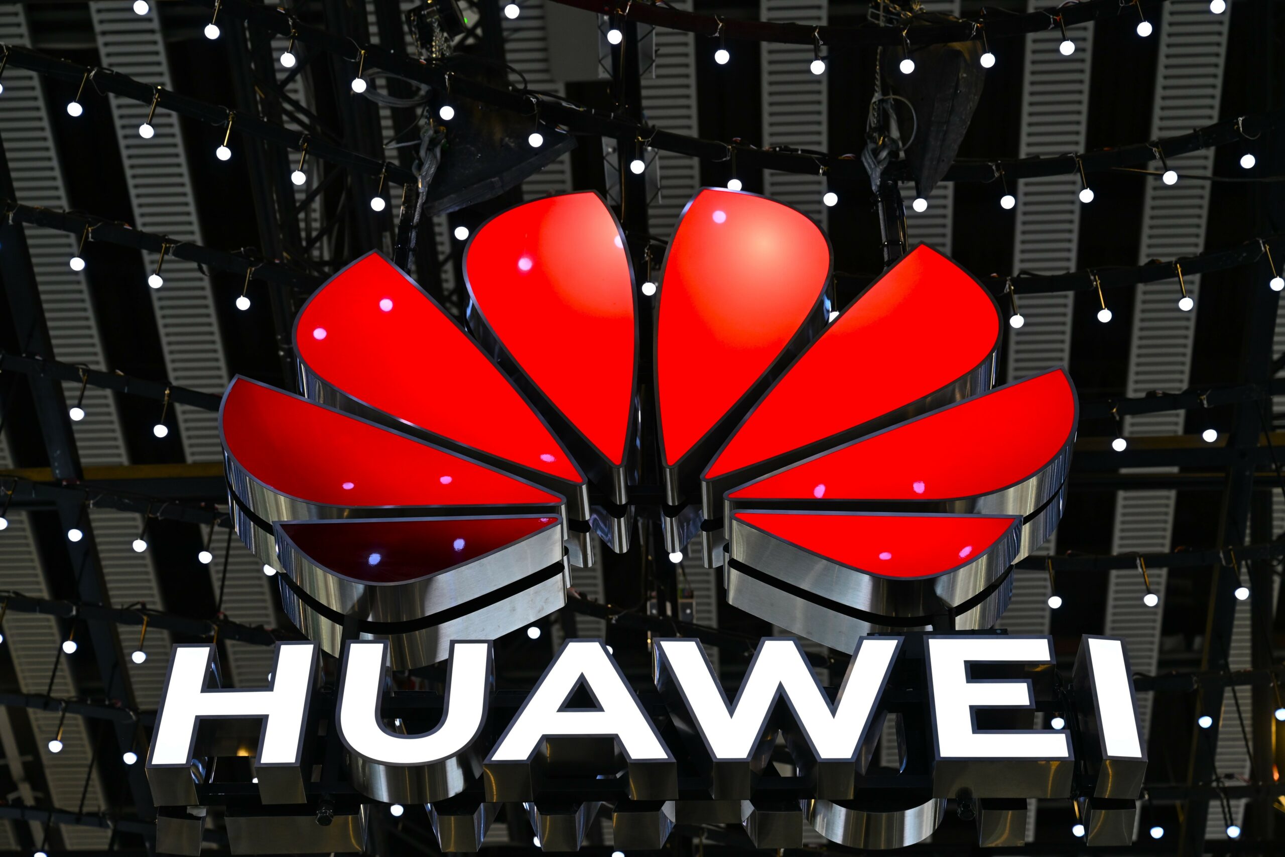 Huawei anunță cele mai puternice clustere AI din lume, dezvoltate fără ...