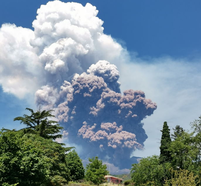 Vulcanul Etna a erupt violent, explozii auzite la 50 de kilometri distanță