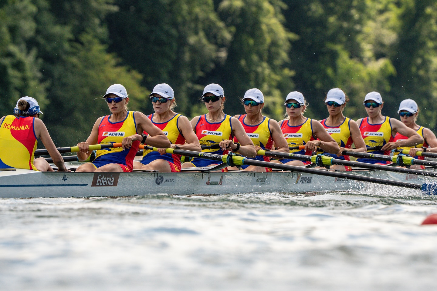 Echipajul României de 8+1 feminin, medaliat cu aur la Cupa Mondială de ...