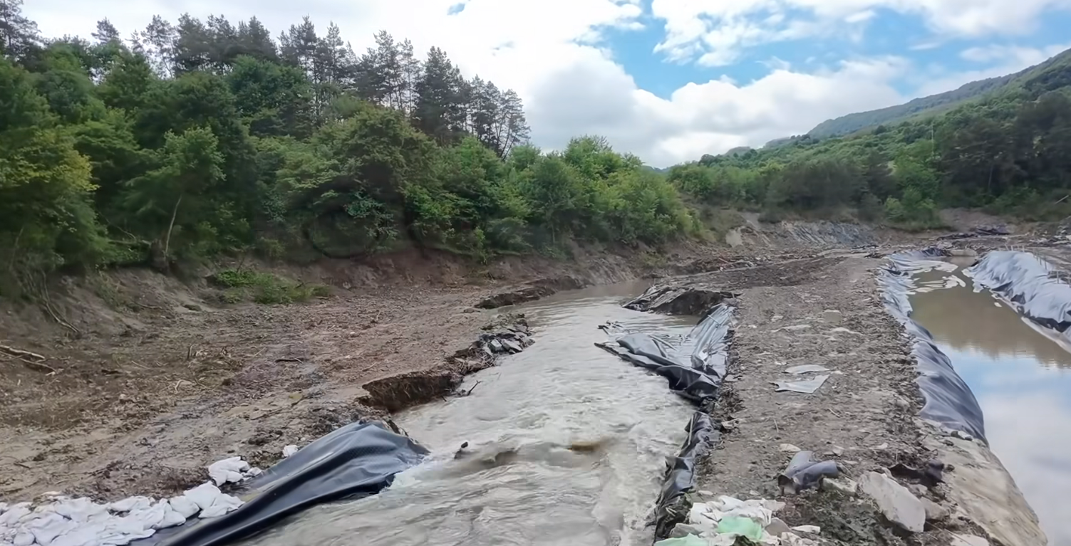 Au început lucrările pentru devierea cursului pârâului Corund, la Praid