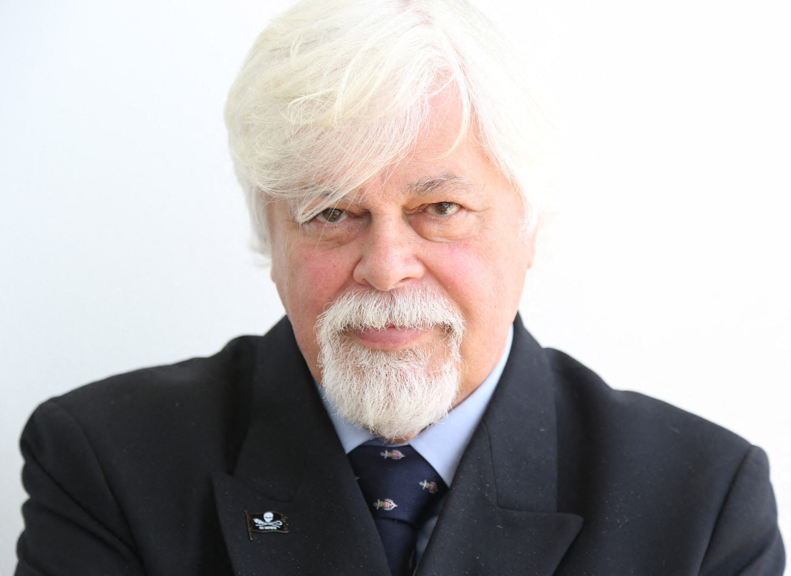 Interpol îl scoate pe activistul anti-vânătoare de balene Paul Watson ...