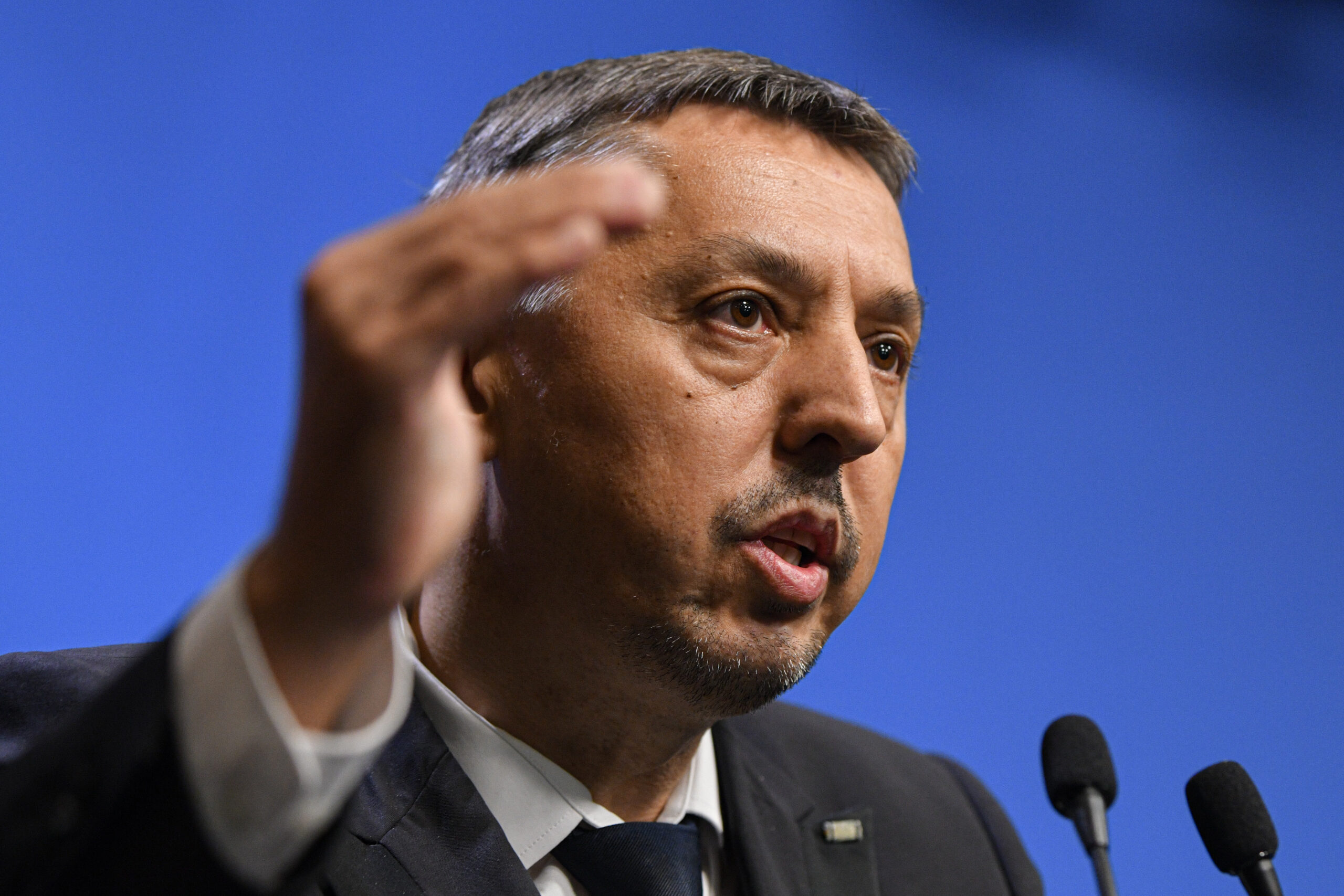 Elevii români vor beneficia de burse în anul școlar 2025-2026: Schimbări majore în criterii și ...