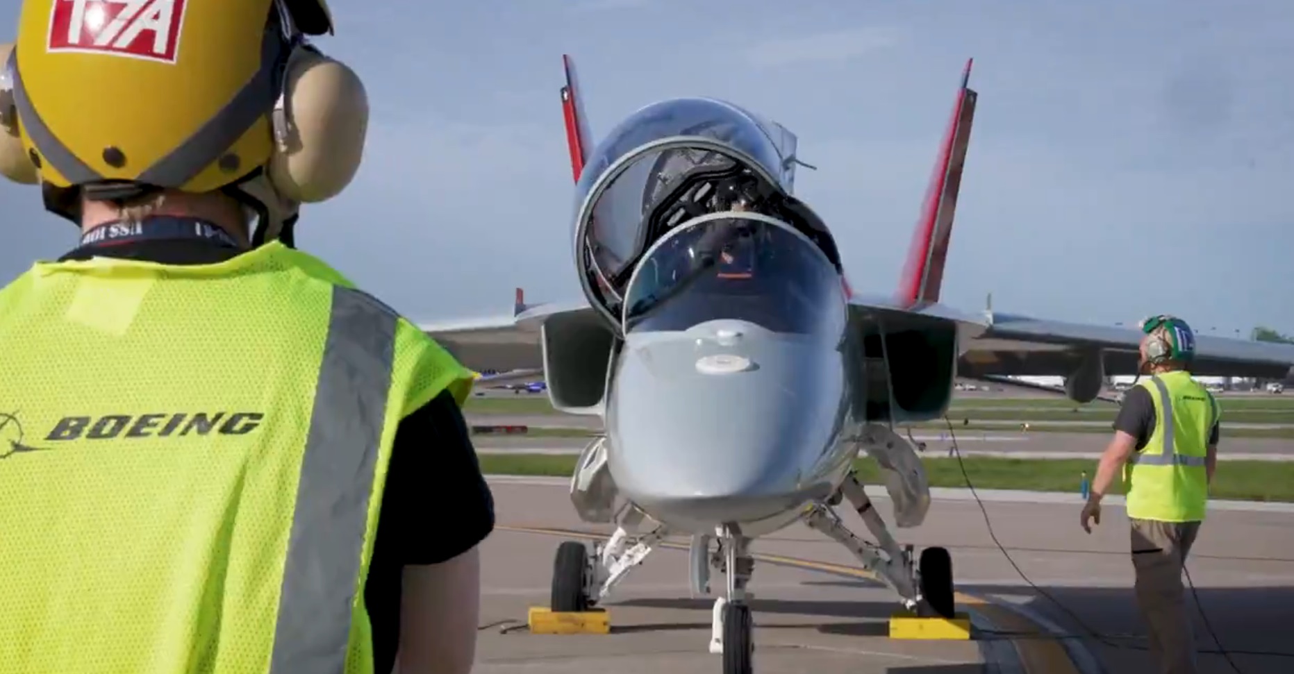 Angajații Boeing, care produc avioane de luptă pentru armata SUA ...