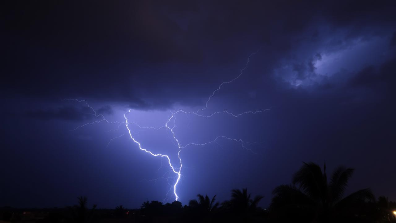 Vreme extremă în România: Nopți tropicale și furtuni cu vijelii de 70 ...