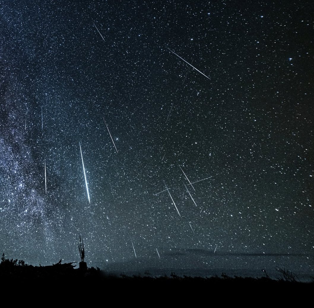 În noaptea asta stai cu ochii pe cer! Două roiuri de meteori vor atinge ...
