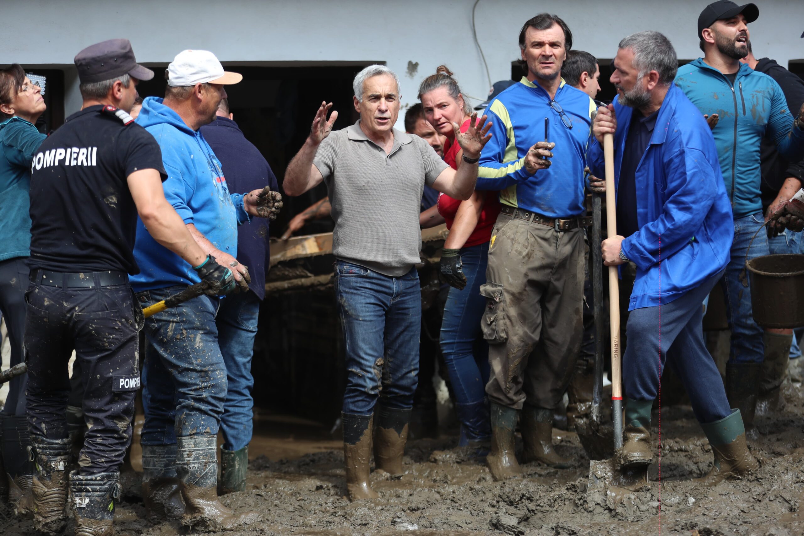 Călin Georgescu a ajuns la Broșteni, oraș puternic afectat de inundații ...