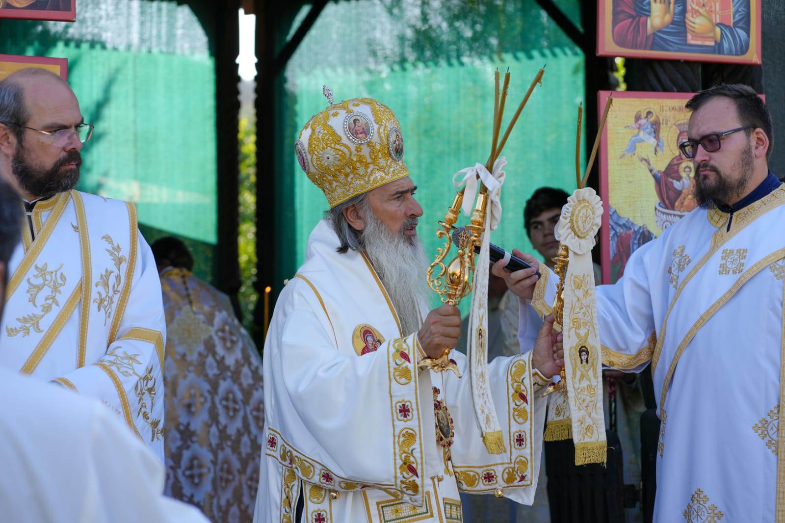 Moment viral la Arhiepiscopia Tomisului: Un clovn îngenunchează în fața ...