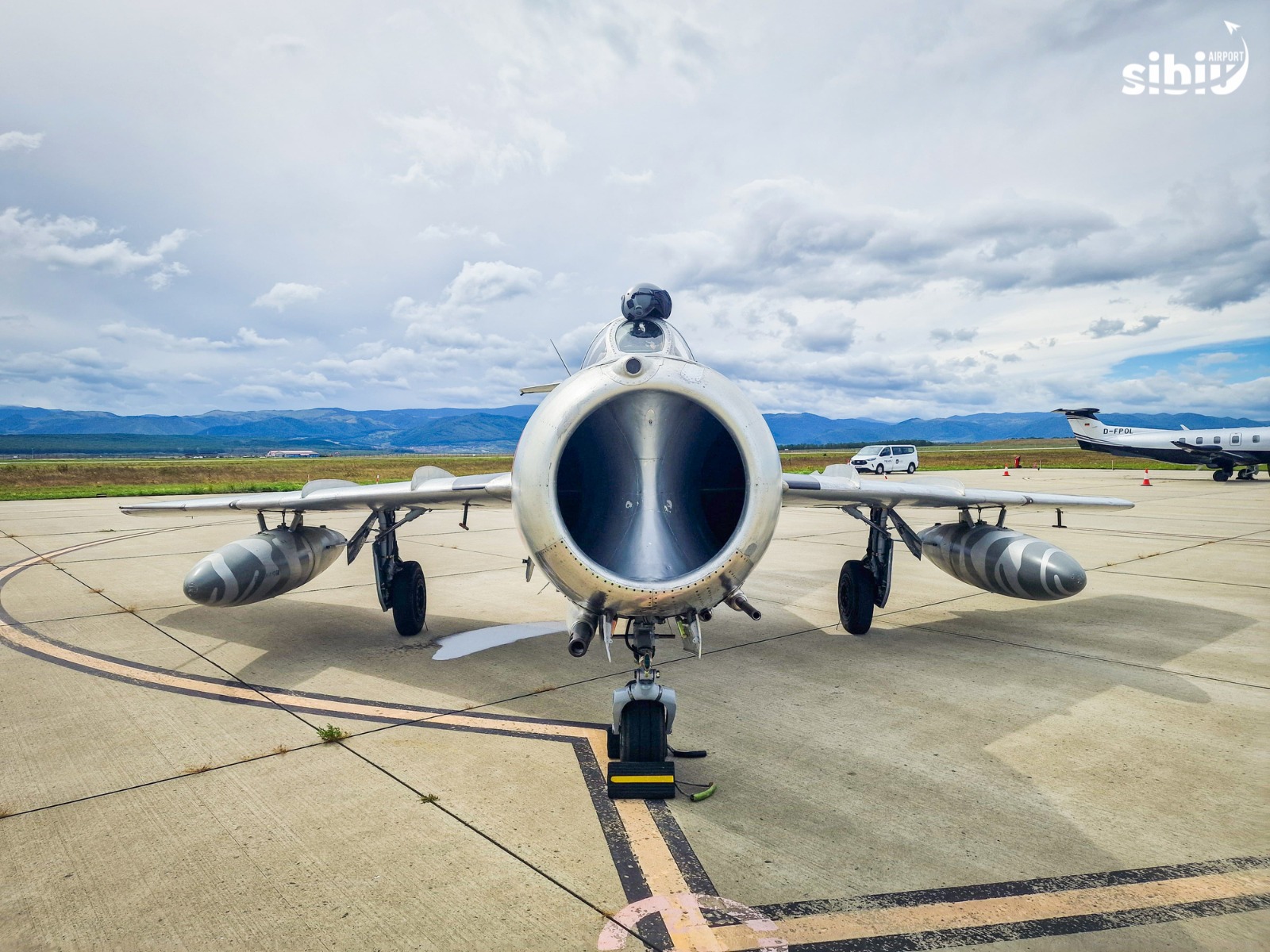 Spectacol aviatic rar la Sibiu. Un MiG-15 a aterizat pe Aeroportul ...