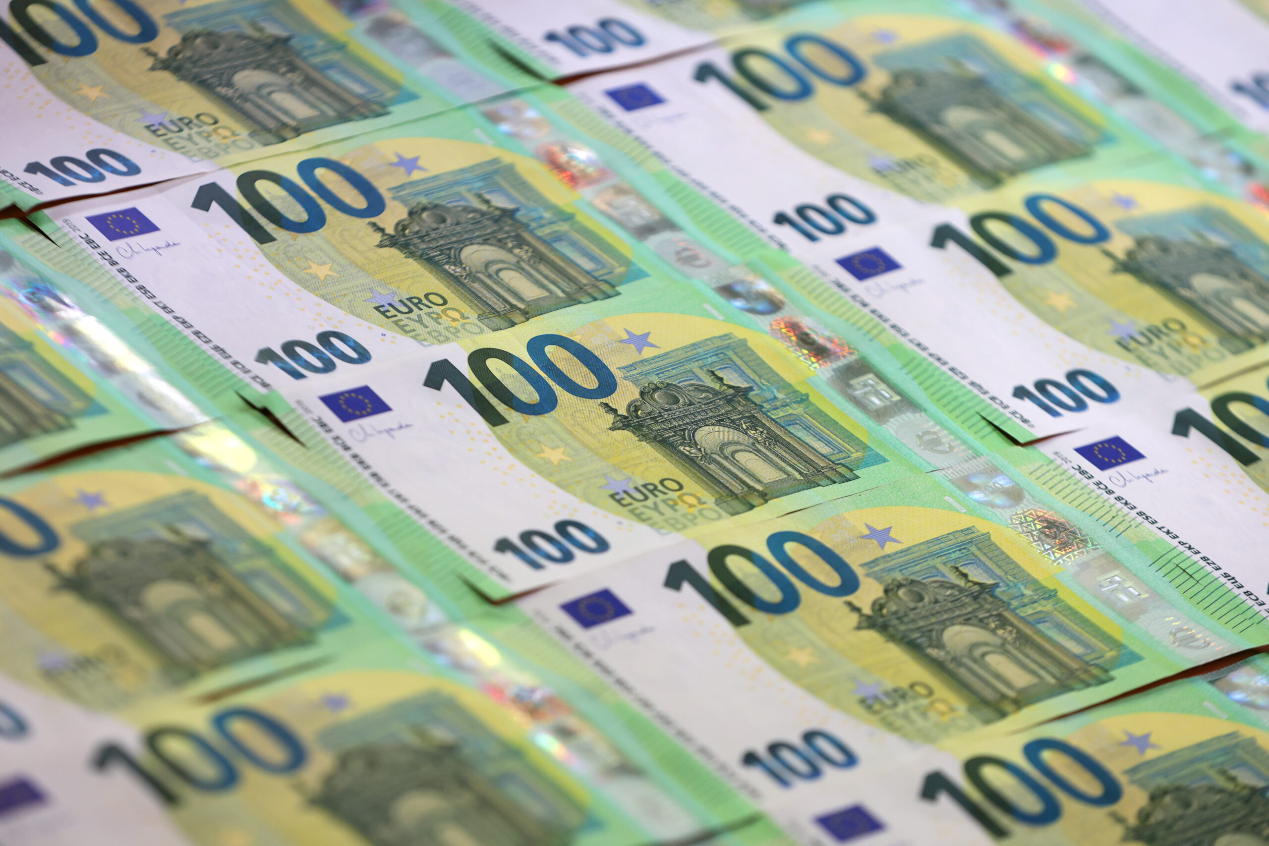 Curs valutar, 2 decembrie. Aurul este mai scump, euro coboară ușor