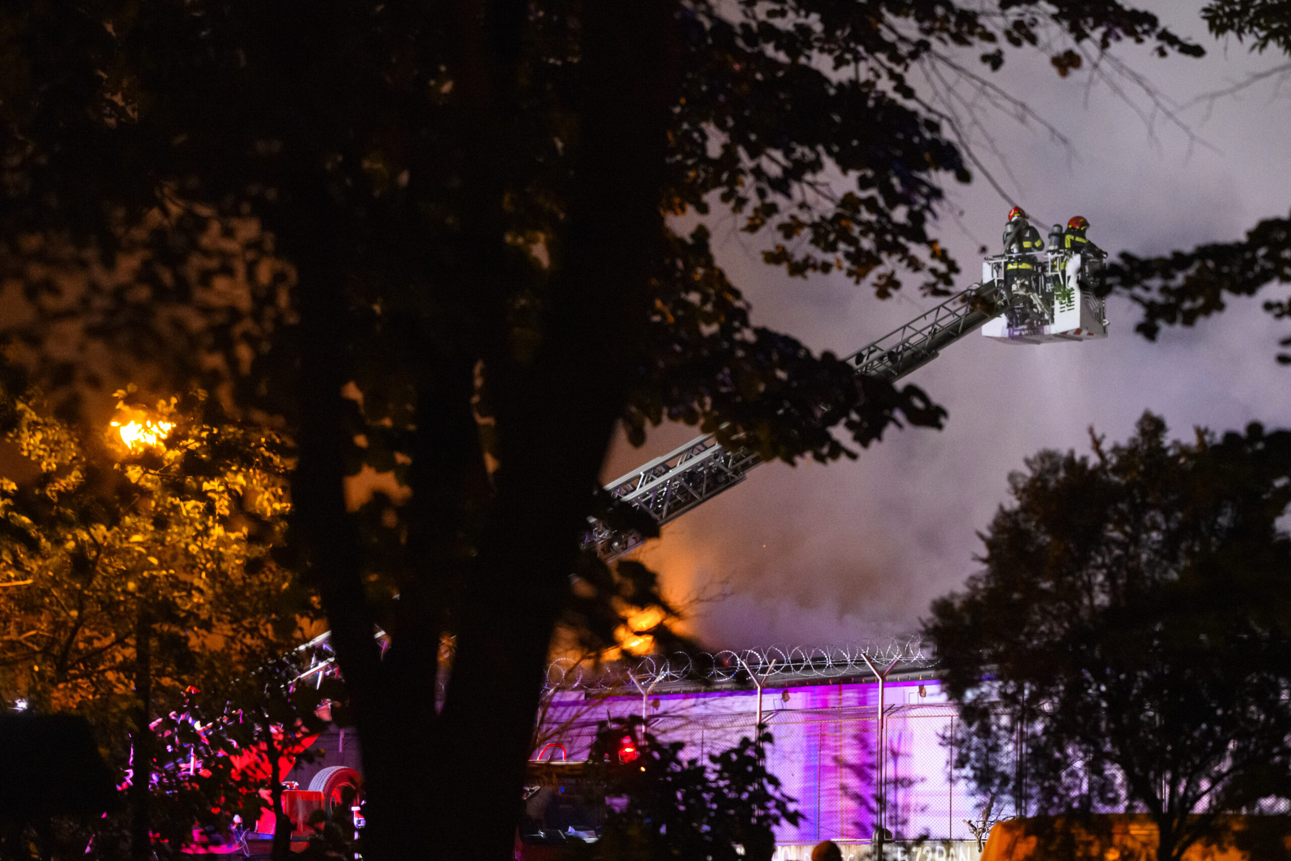 Incendiul din Sectorul 2. 14 autospeciale ale pompierilor se află în ...