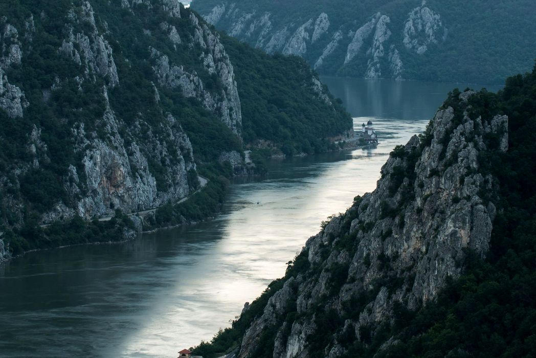 Cazanele Dunării – locul unde fluviul își spune legenda