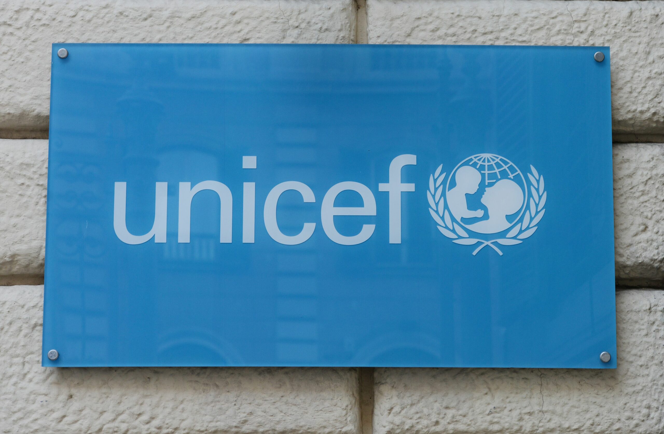 UNICEF: Israel blochează livrarea de seringi și lapte praf pentru ...