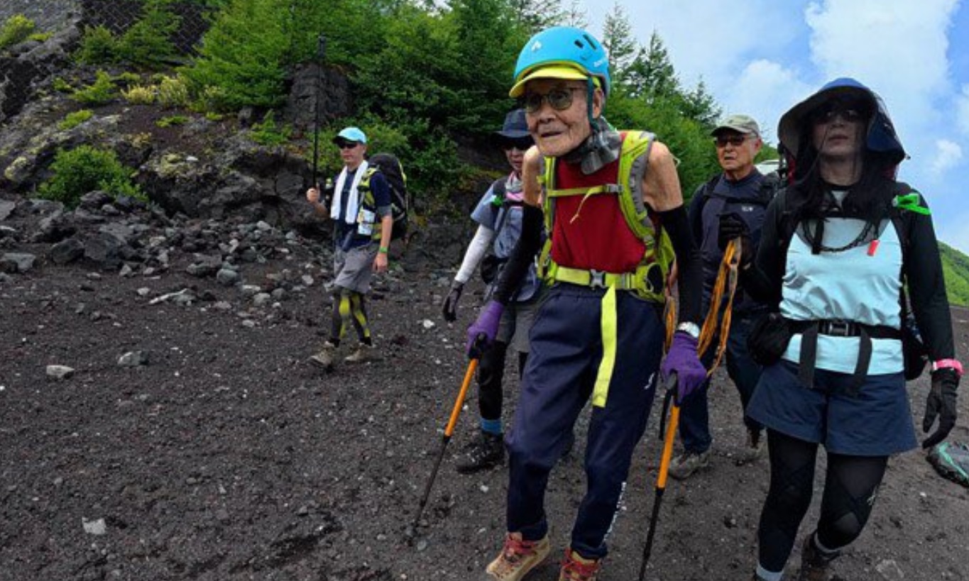 Performanță remercabilă: Un japonez de 102 ani a devenit cel mai vârstnic om care a urcat pe ...