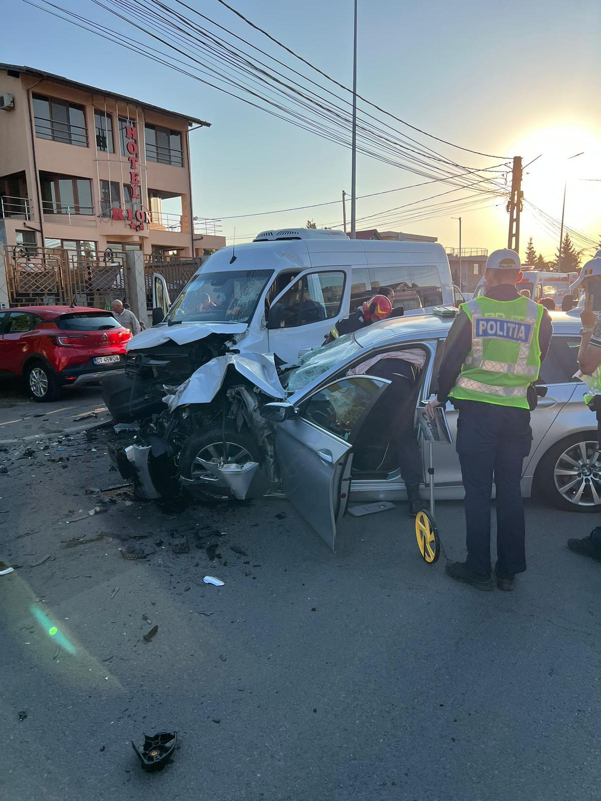 Accident grav între o mașină și un microbuz la ieșirea din Mangalia ...