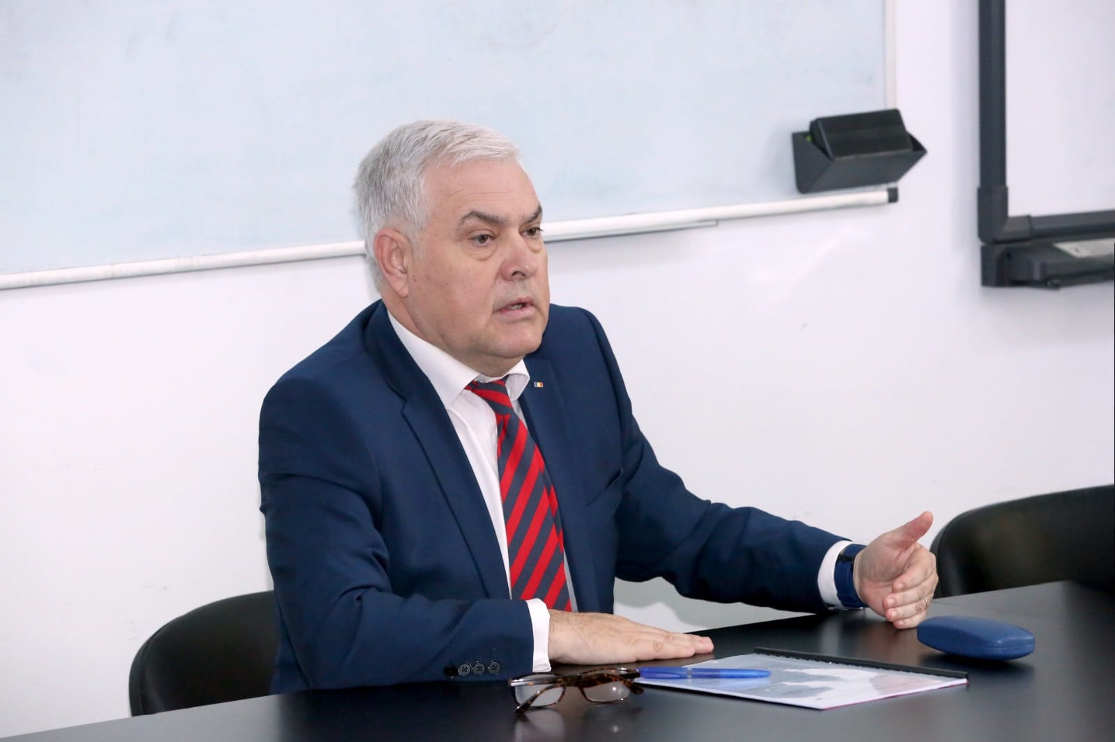 Angel Tîlvăr: ,,Combaterea părăsirii timpurii a educației trebuie să ...