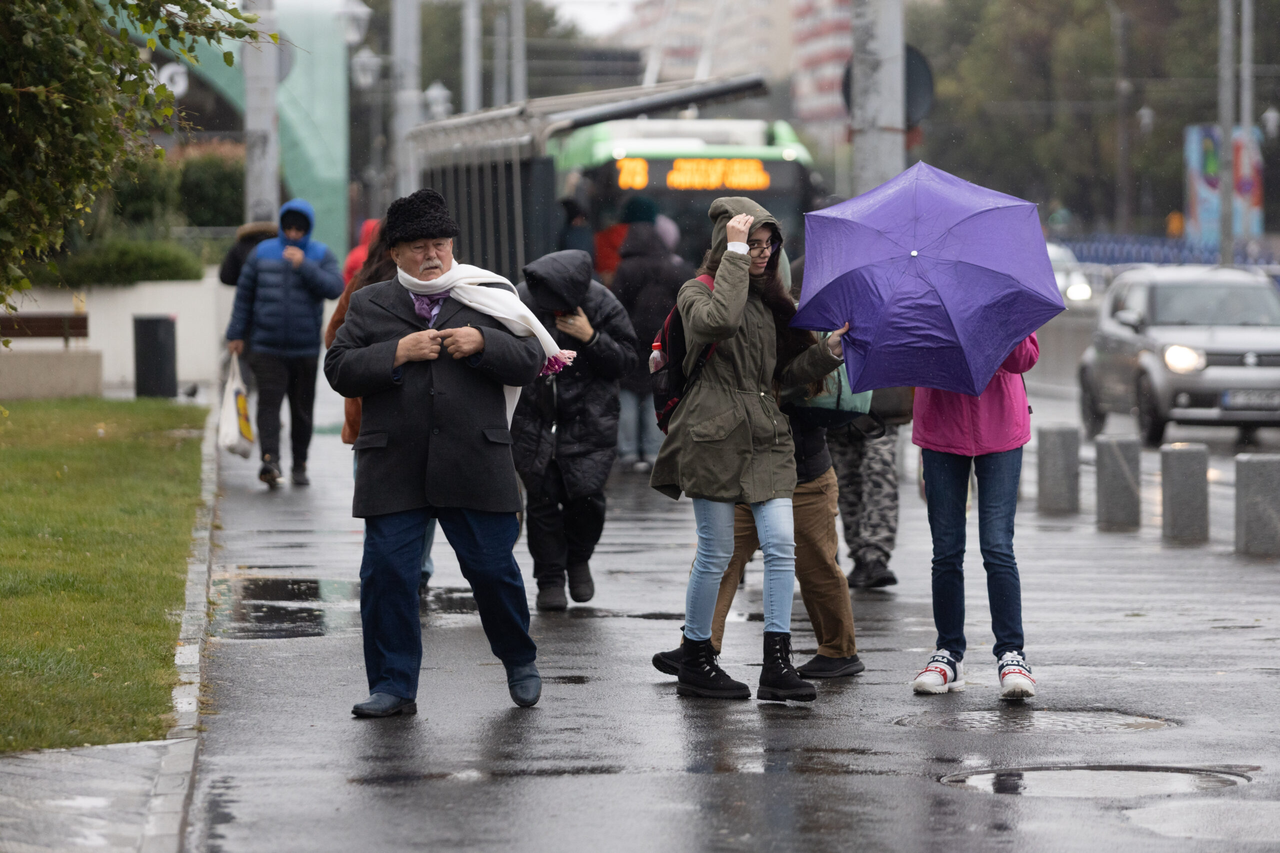 Vreme severă la Bucureşti: Cod portocaliu de ploi şi vânt puternic