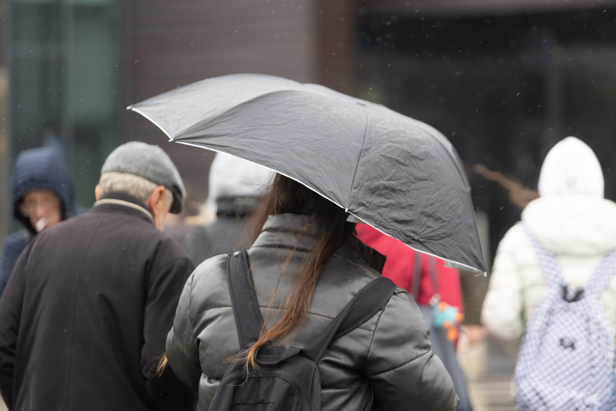 Vreme rece și instabilă în București: ploi și vânt puternic