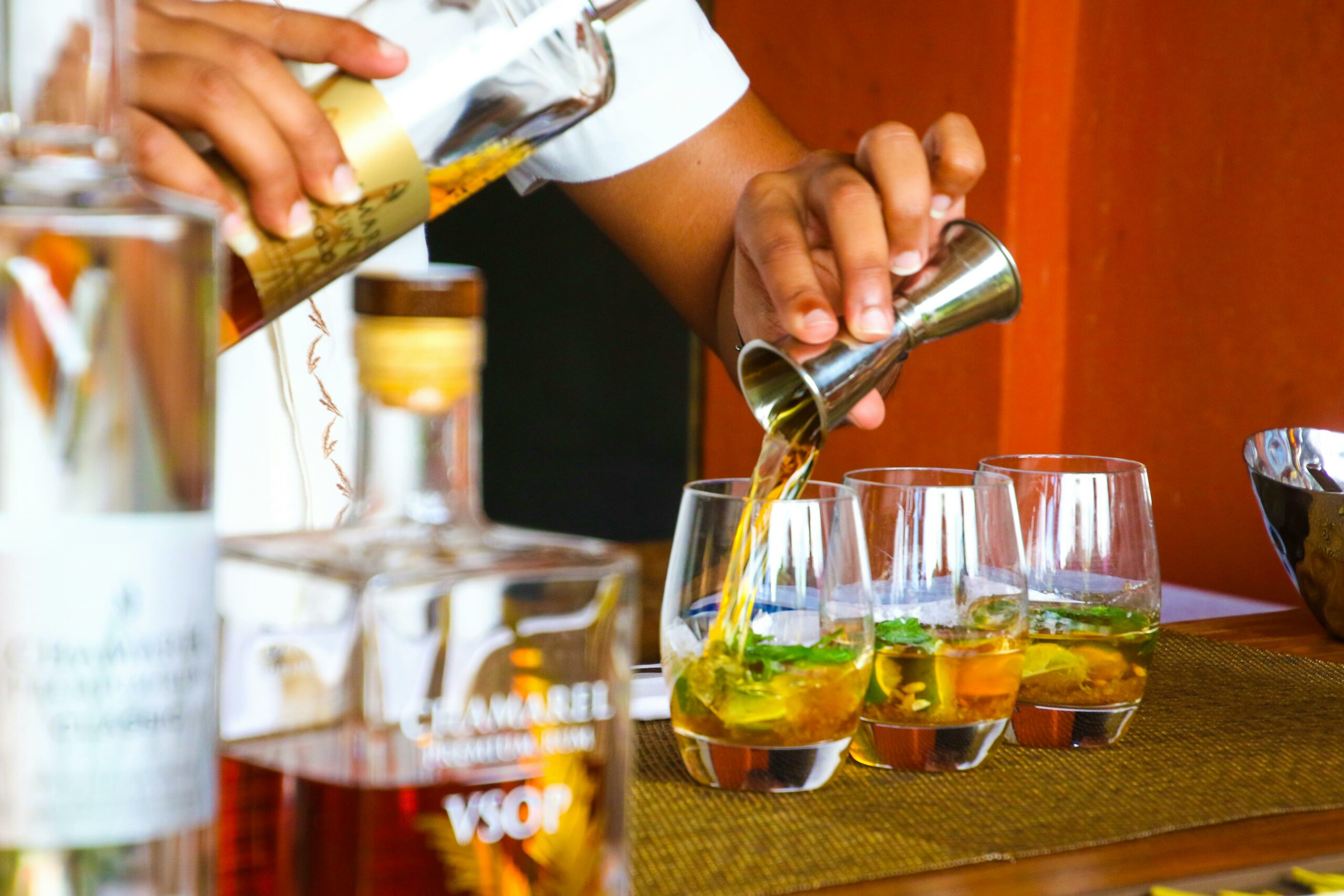 Creșterea prețurilor la alcool împinge românii spre băuturi ...