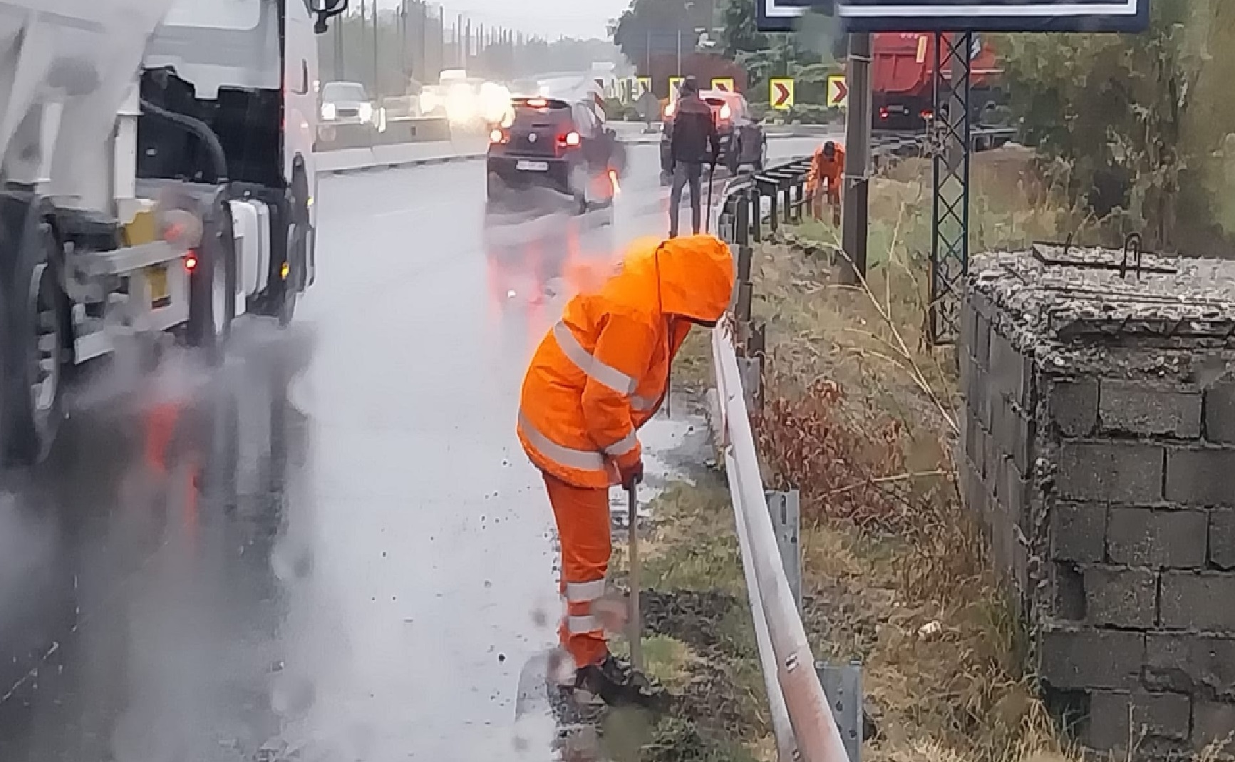 Craiova: Au loc intervenții pentru menținerea carosabilului curat în ...