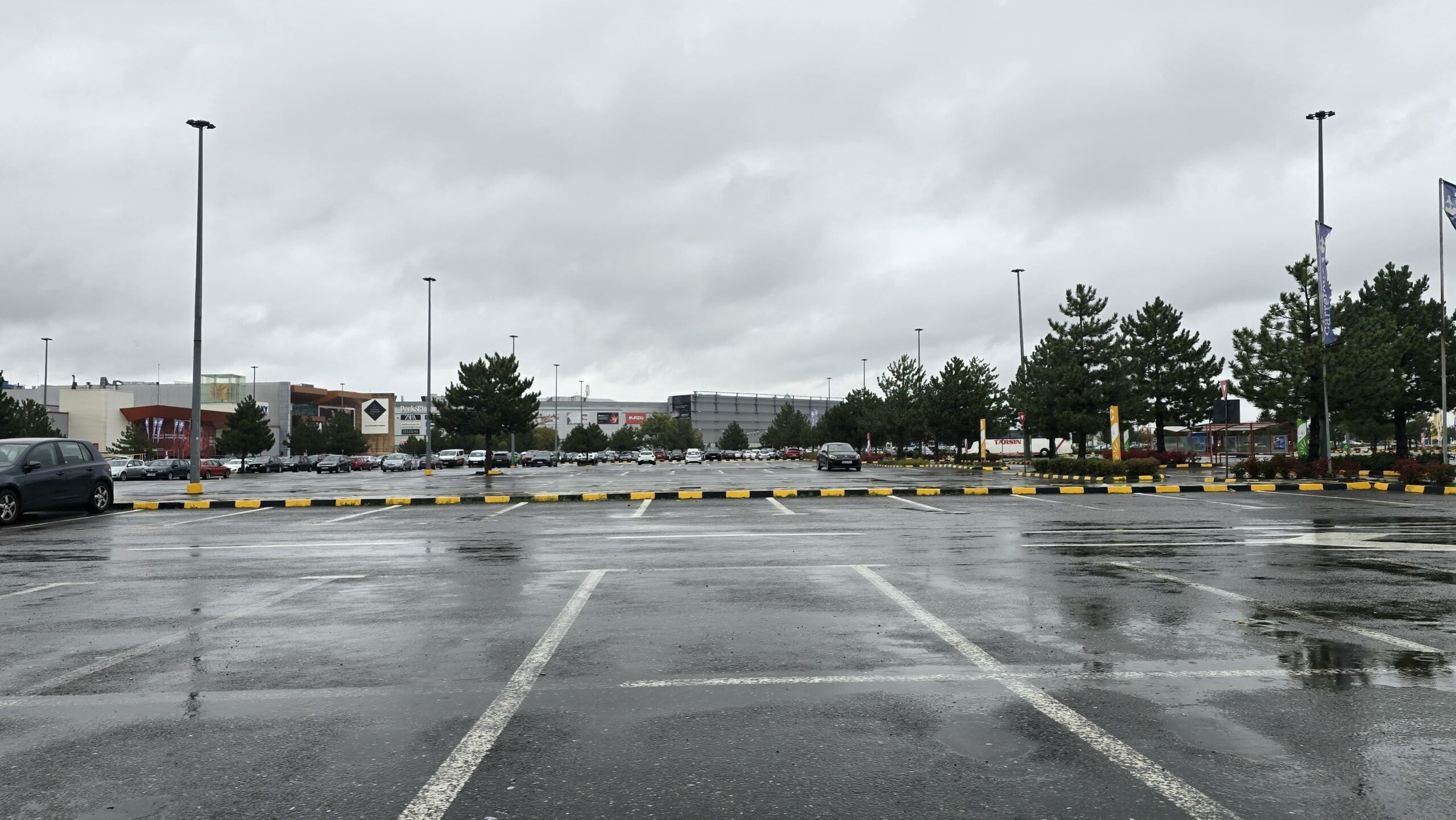 Oamenii rămân în case de teama ciclonului Barbara: mall-urile, aproape ...