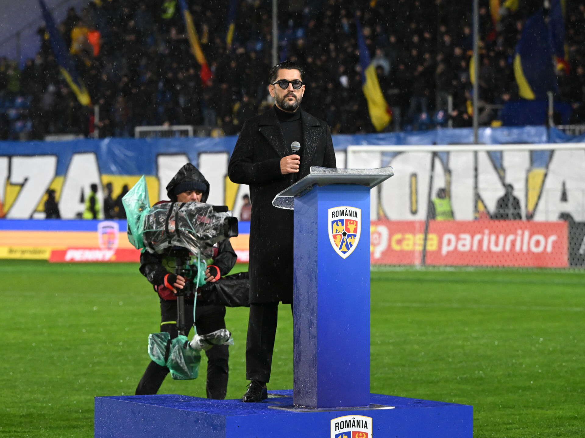 Incident la intonarea imnului înaintea meciului România-San Marino. FRF ...