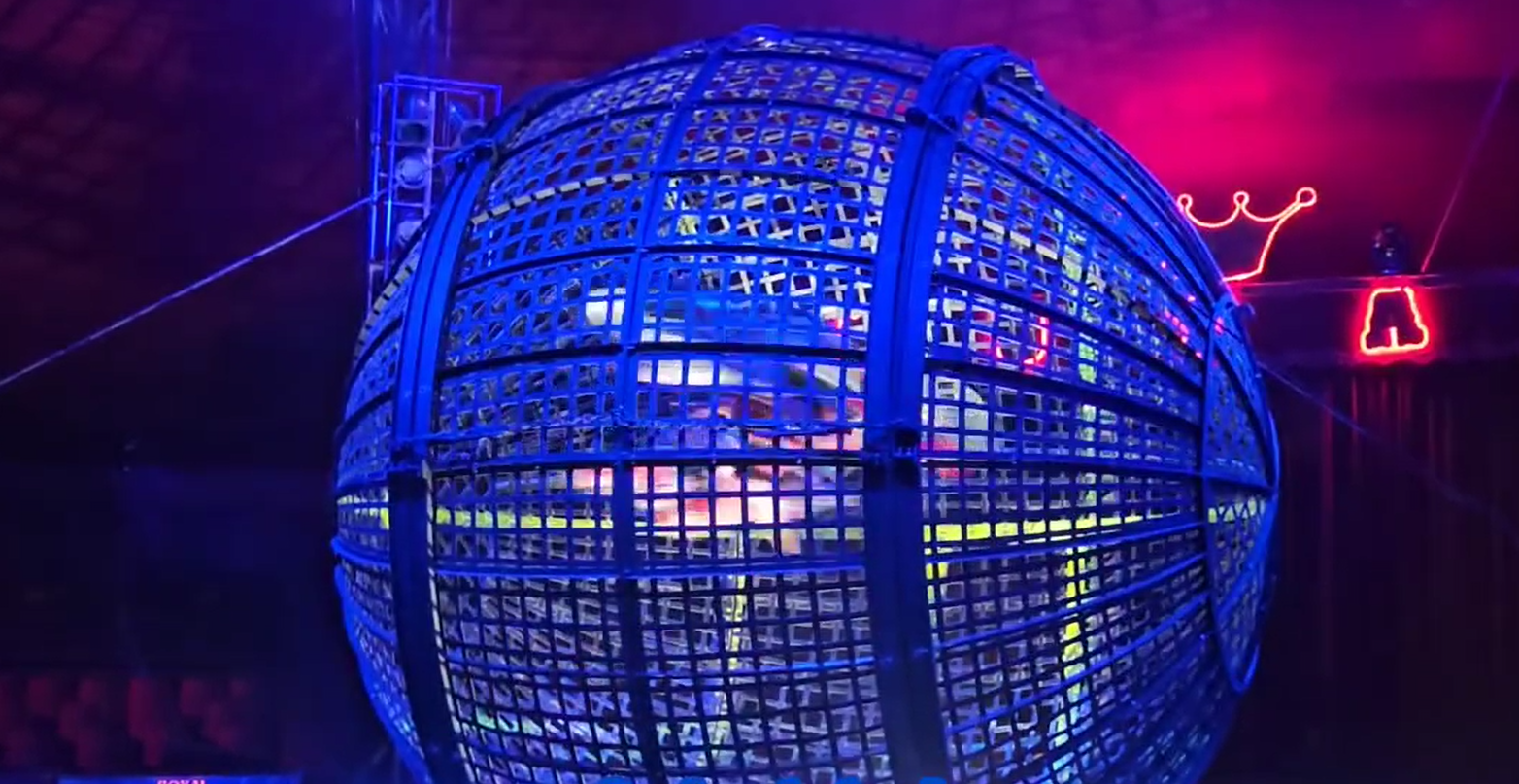 Cușca sferică a morții: un motociclist acrobat a murit în timpul unui ...