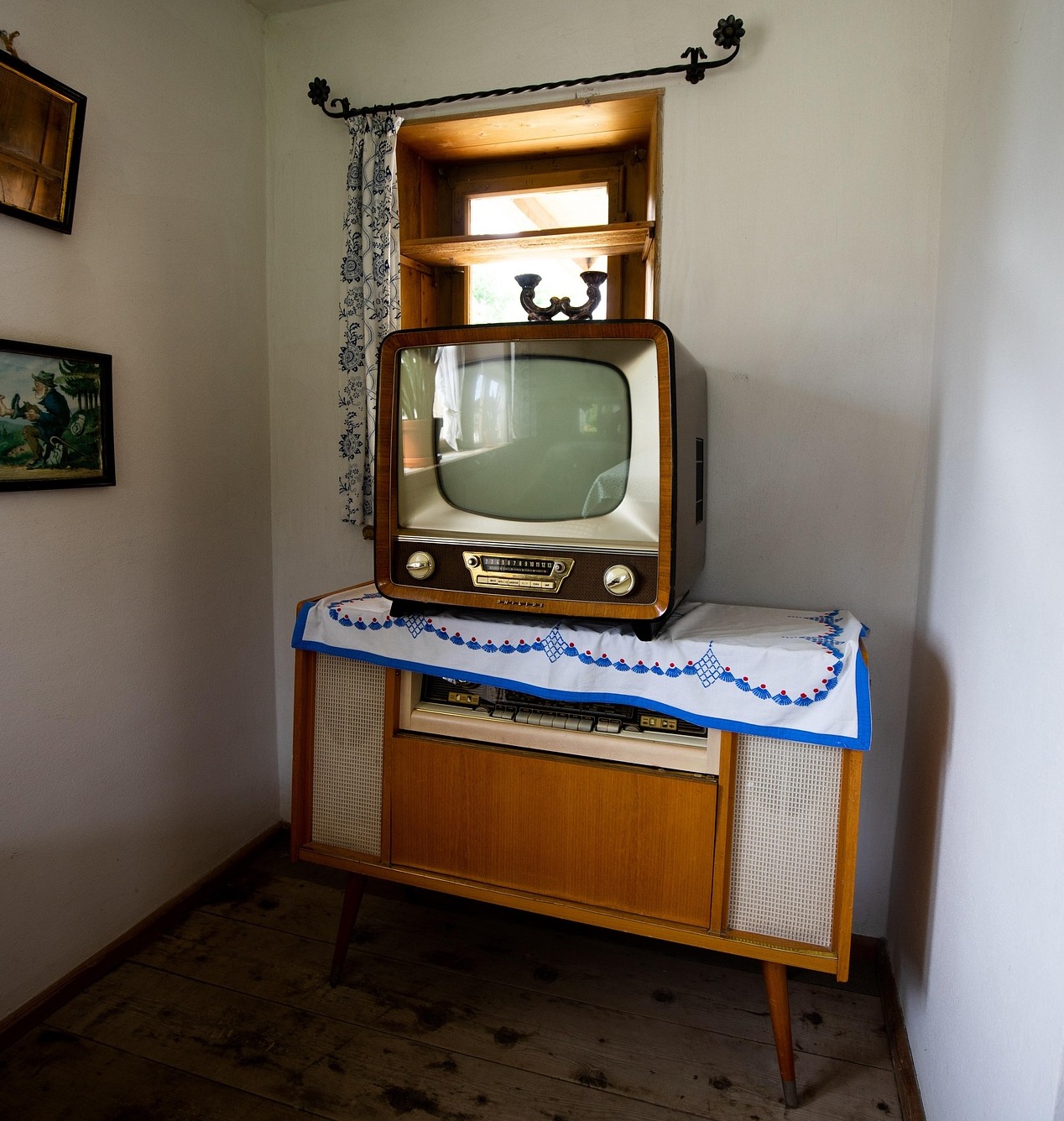 O nouă televiziune numai cu filme românești și piese de teatru se ...