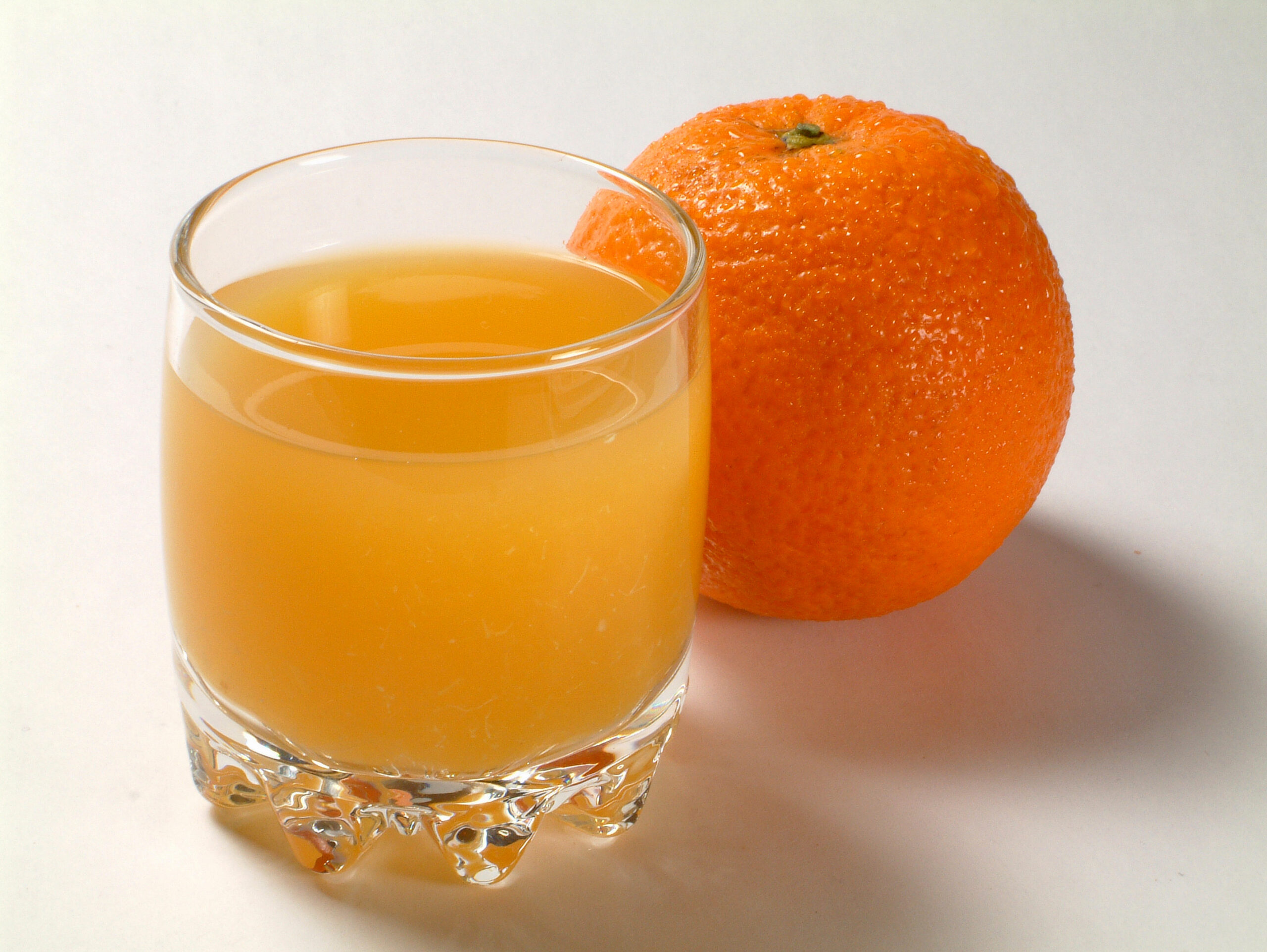 Sucul de portocale afectează mii de gene din celulele imunitare