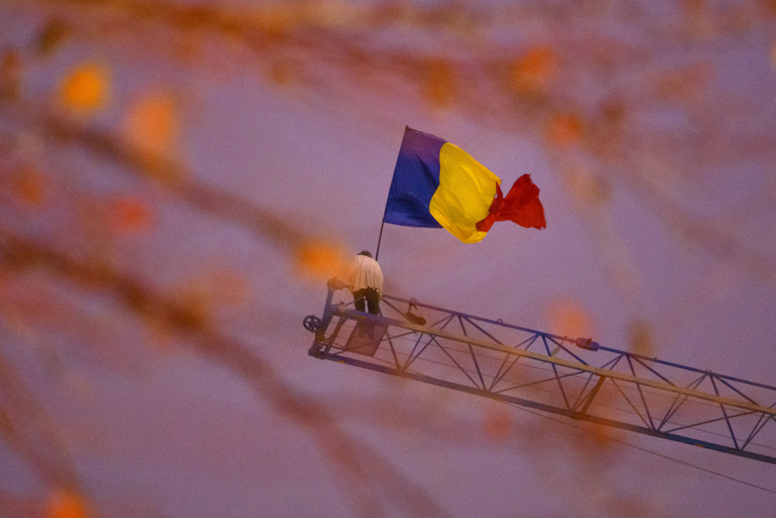 Stegarul Dac, proaspăt eliberat, s-a urcat pe o macara și strigă „Turul ...