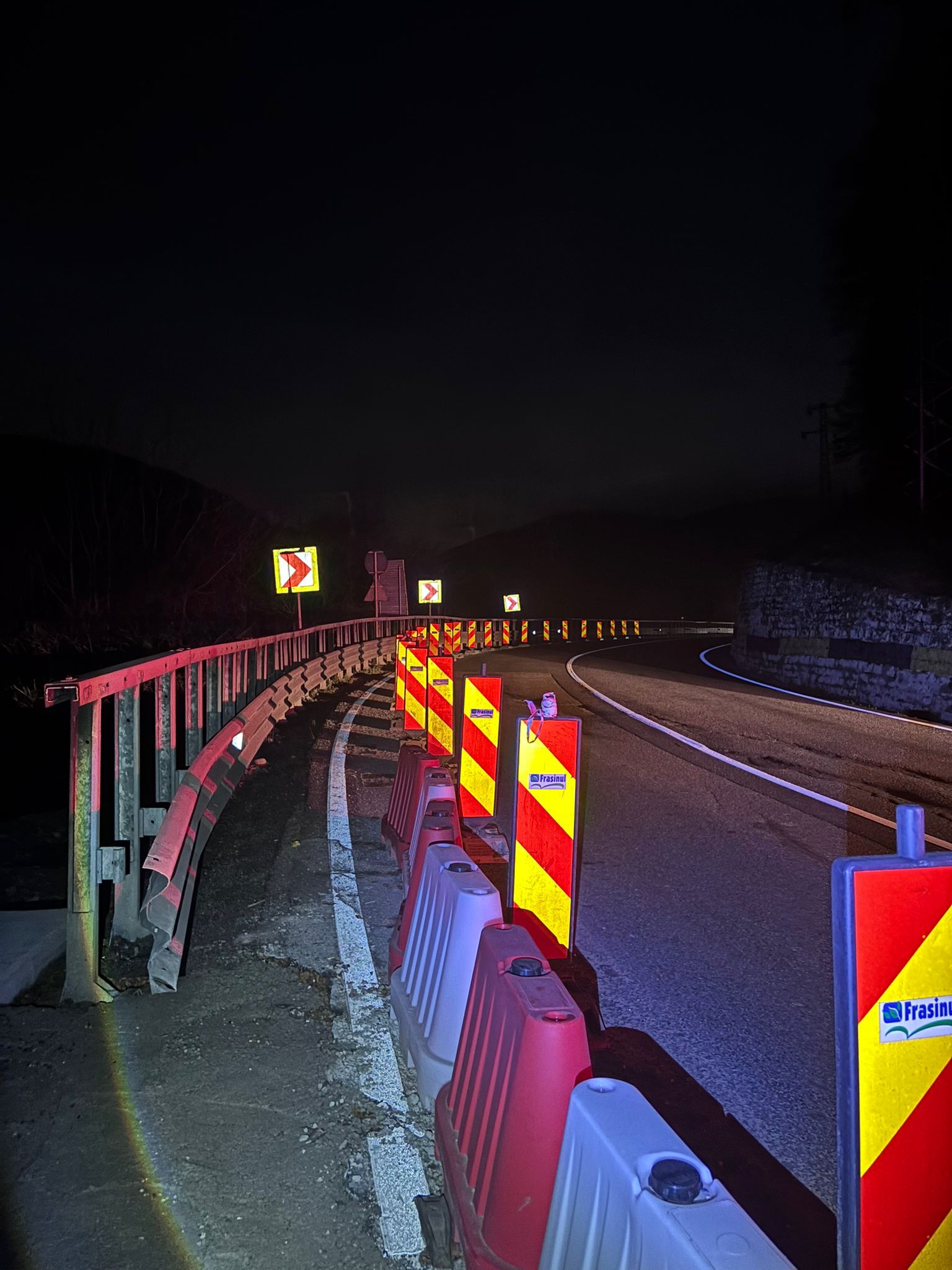 Alunecare de teren în zona Comarnic. Traficul pe DN1 este restricționat