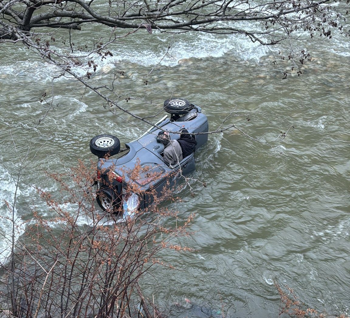 Un preot și o măicuță au plonjat cu mașina în râul Jiu
