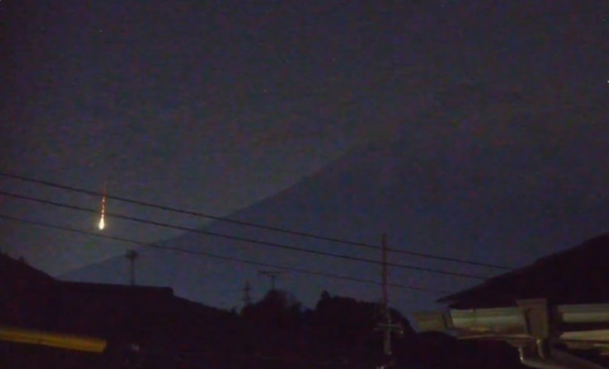 O minge de foc a iluminat cerul Japoniei, cu Muntele Fuji în fundal