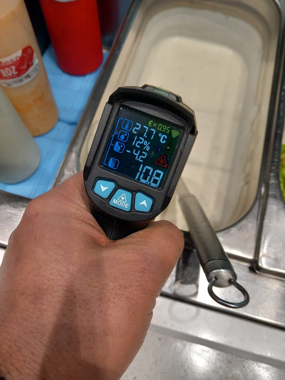 Produse expirate și insecte descoperite în mall-uri: sute de firme ...