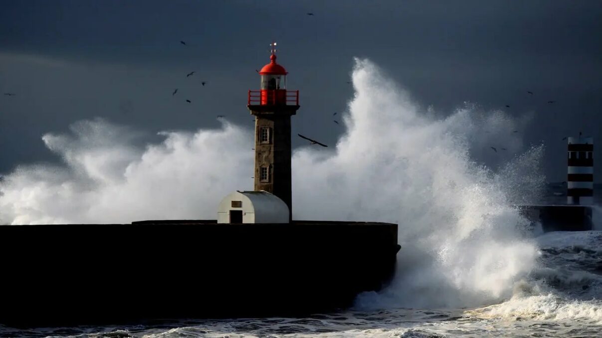 Furtuna Kristin face ravagii în Portugalia: doi morți și sute de mii de ...